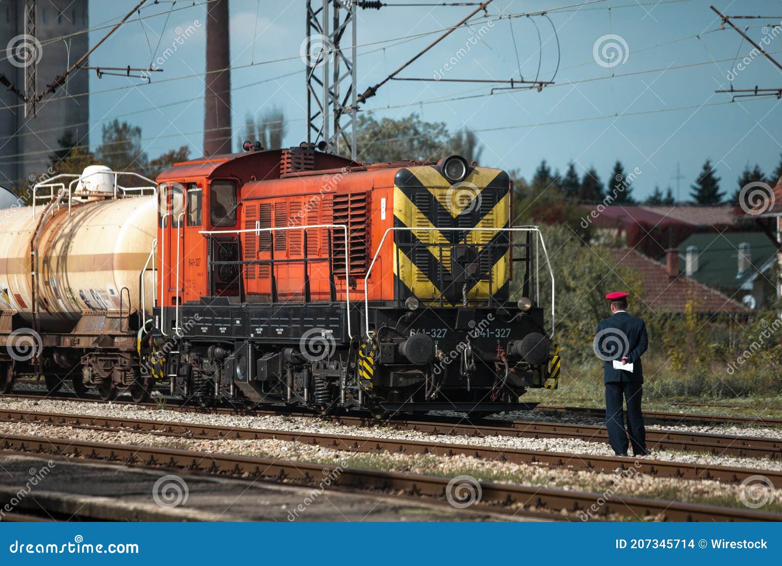 Grand Train Industriel En Passant Les Voies Photo stock - Image du ...