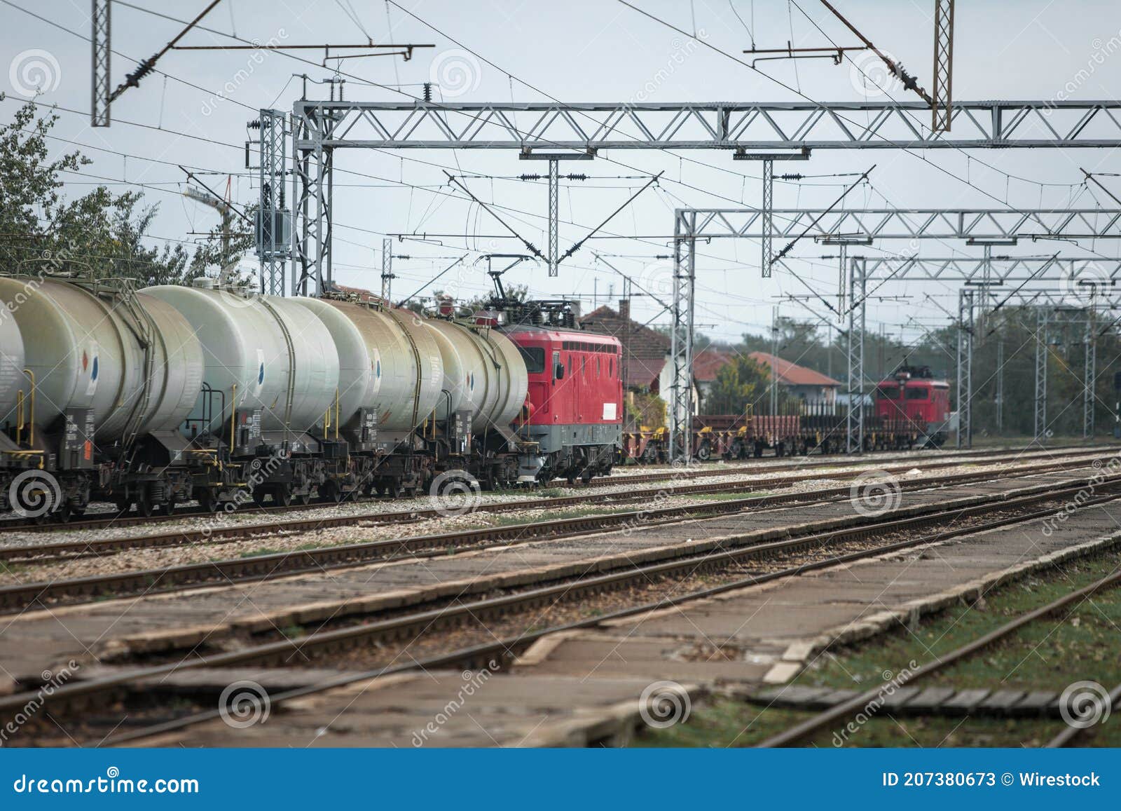 Grand Train Industriel Sur Les Rails Image stock - Image du fond ...