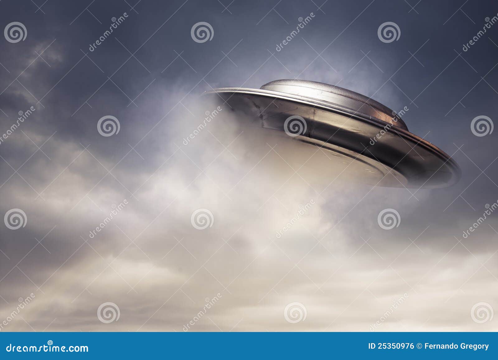 Grand UFO Apparaissant Des Nuages Photo stock - Image du monstre ...