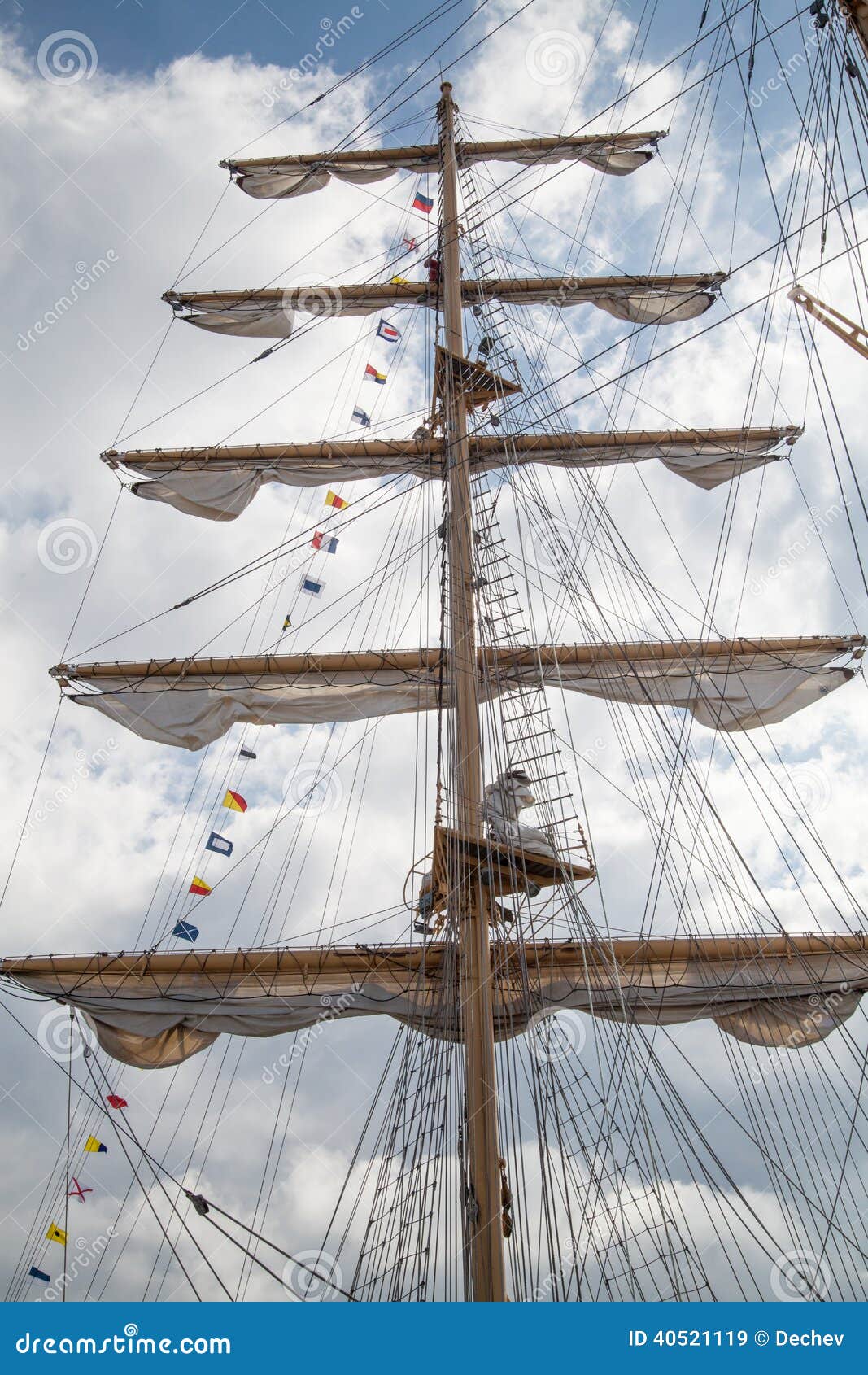 Grande Albero Di Vecchia Nave Di Navigazione Immagine Stock - Immagine ... Grande Albero Di Vecchia Nave Di Navigazione Immagine Stock - Immagine ...
