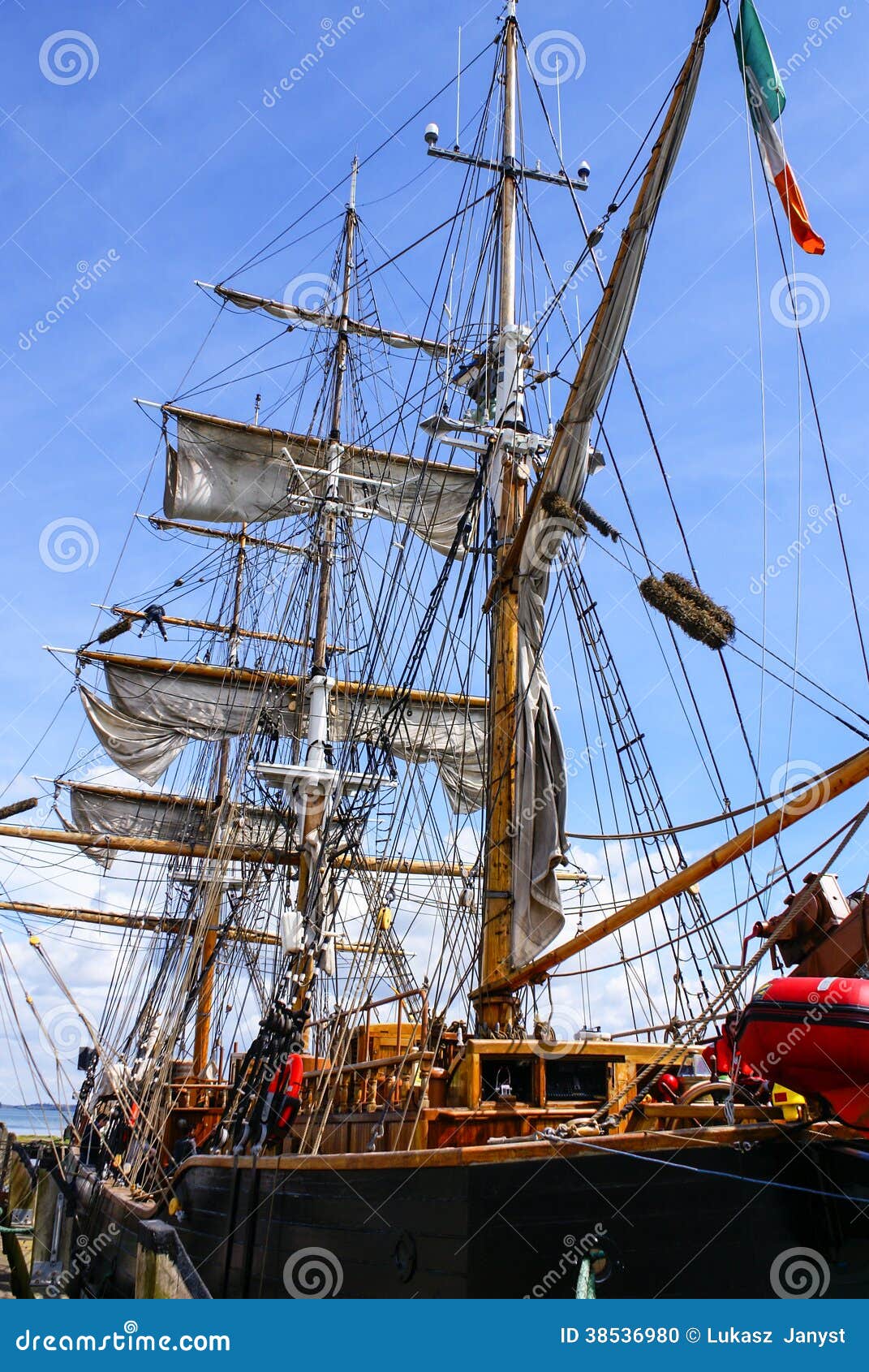 Grande Albero Di Vecchia Nave Di Navigazione, Irland. Fotografia Stock ... Grande Albero Di Vecchia Nave Di Navigazione, Irland. Fotografia Stock ...