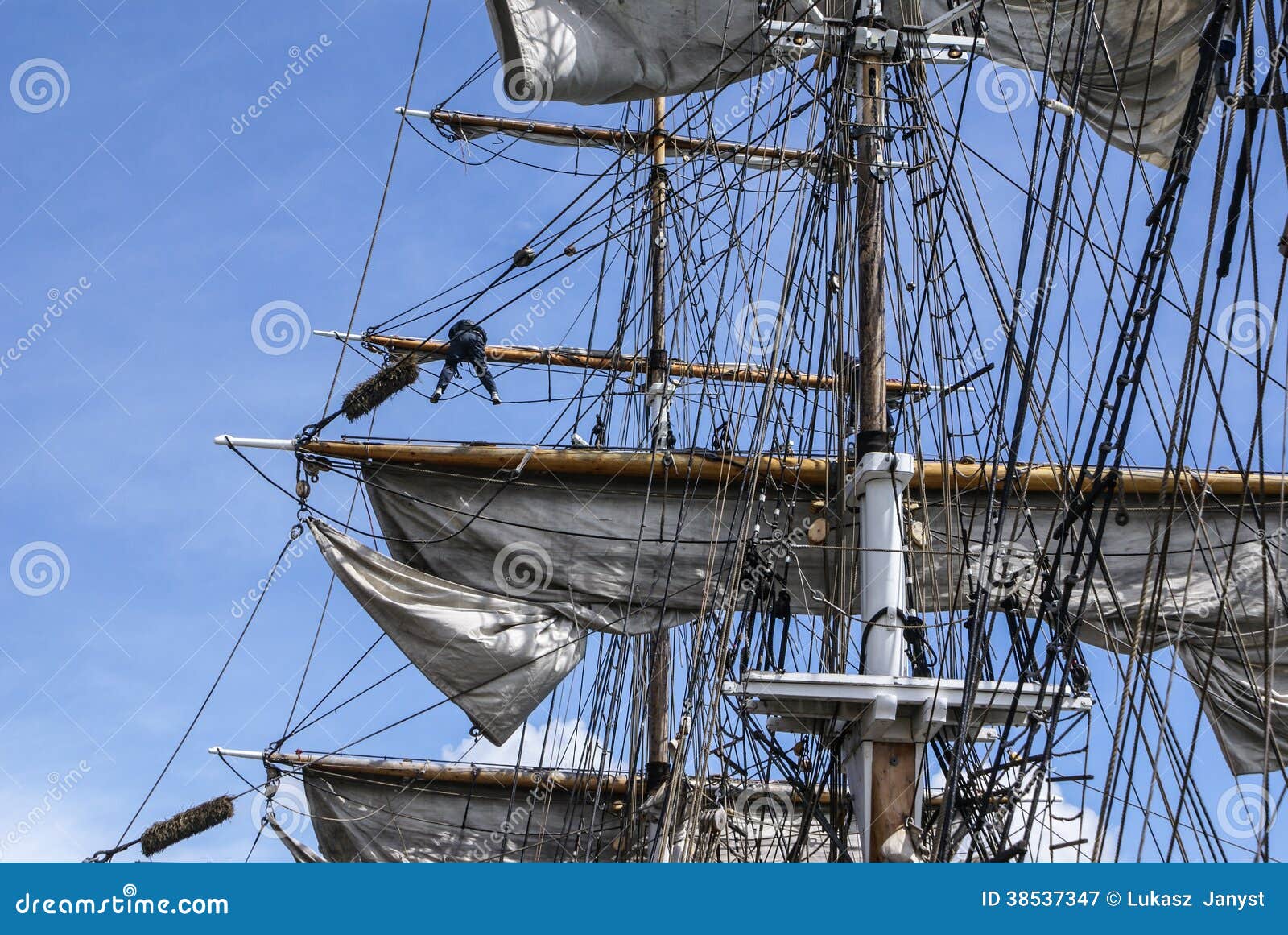 Grande Albero Di Vecchia Nave Di Navigazione, Irland. Immagine Stock ... Grande Albero Di Vecchia Nave Di Navigazione, Irland. Immagine Stock ...