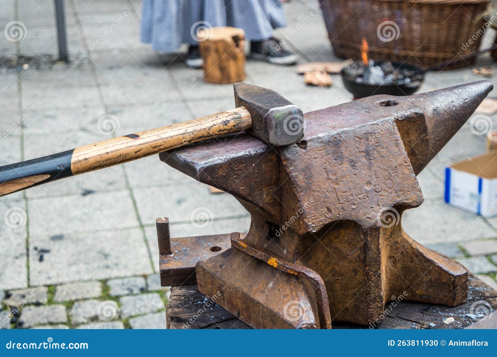 Grande Anvile Avec Marteau Forgeron Photo stock - Image du domestique ...