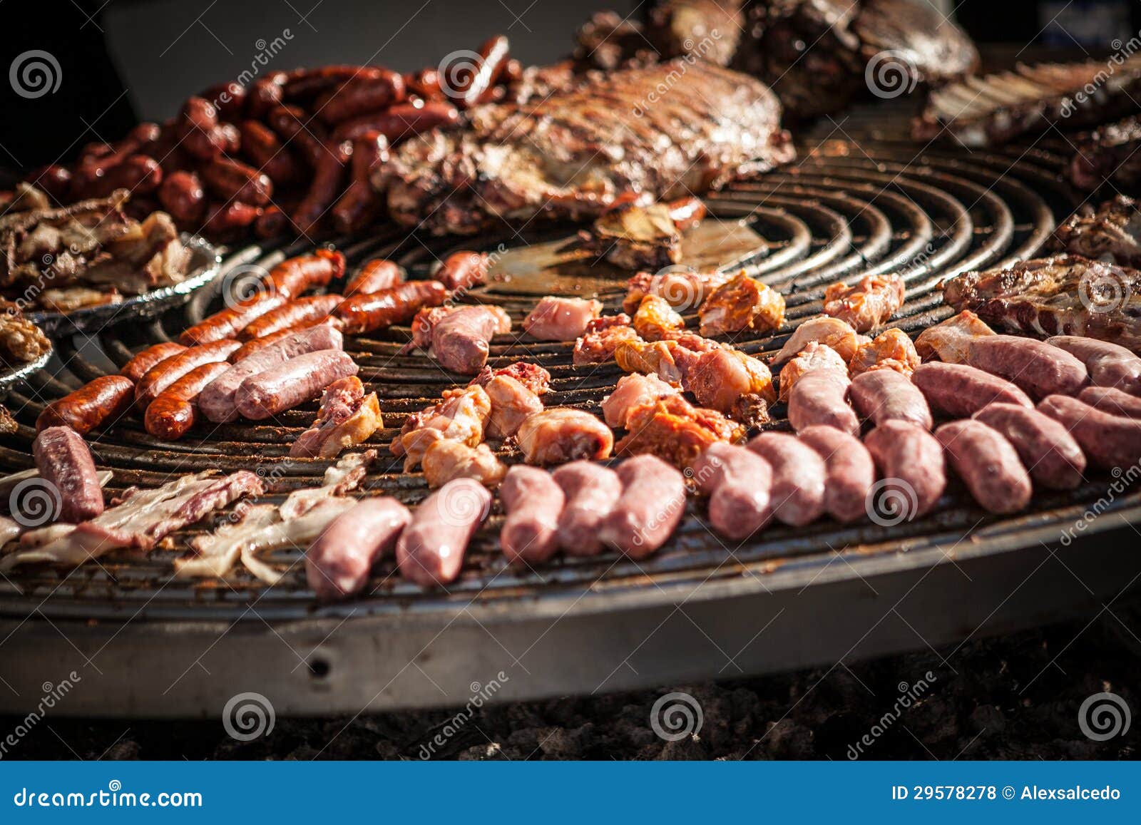 Grande barbecue fotografia stock. Immagine di pranzo - 29578278