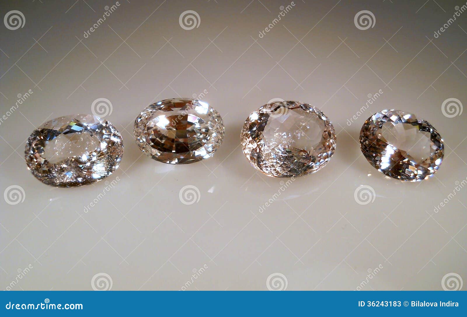 Grande Berillo Di Pietra Sfaccettato Immagine Stock - Immagine di ...