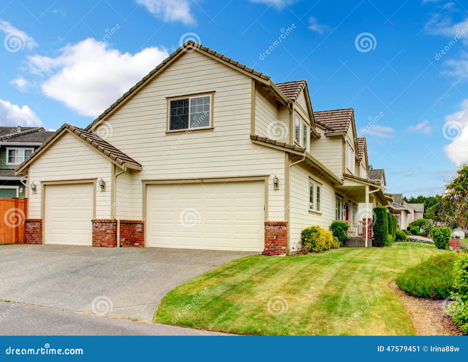 Grande Casa Con Il Garage E La Strada Privata Immagine Stock - Immagine ...