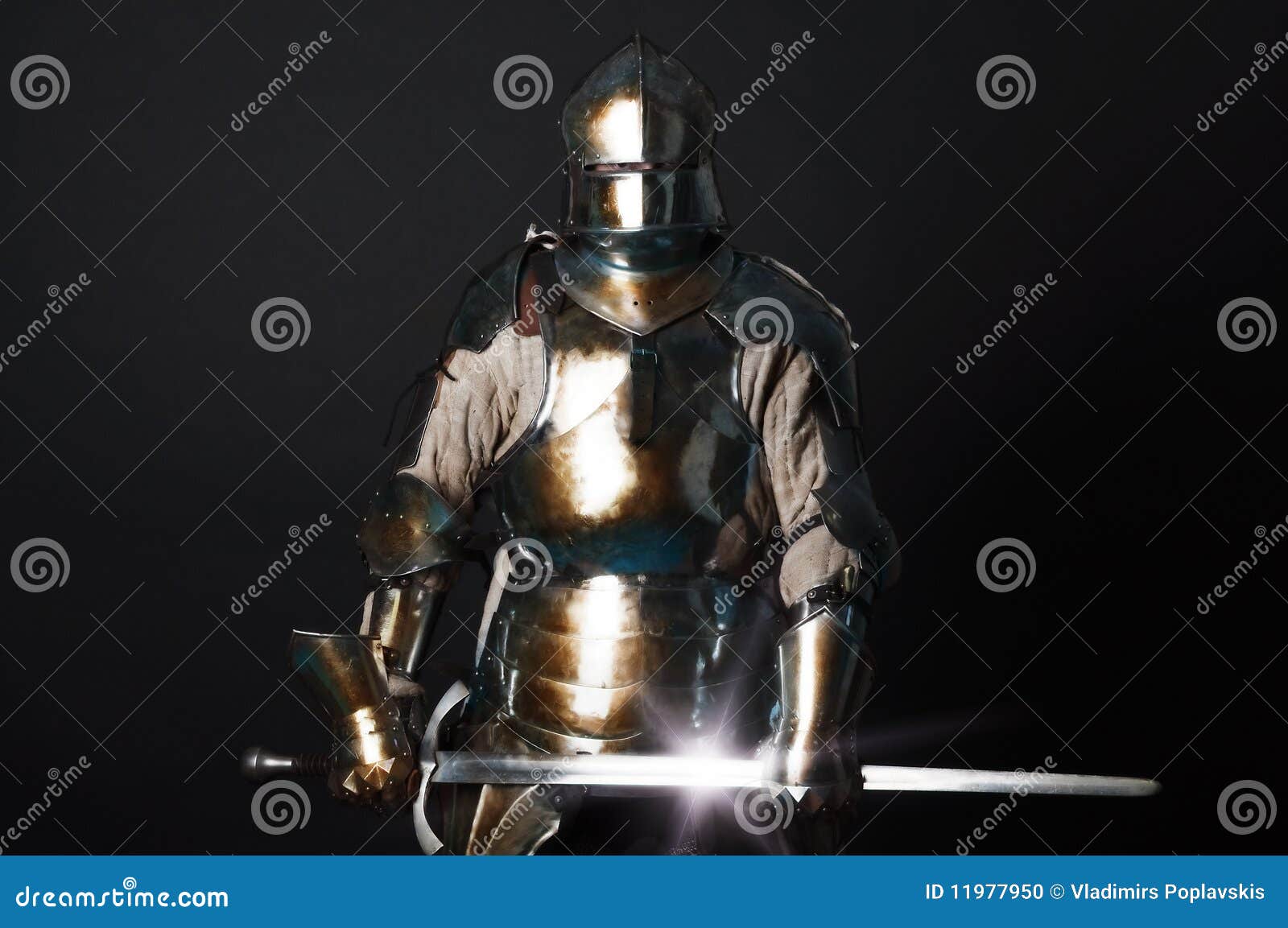 Grande Cavaliere Che Tiene La Sua Spada Fotografia Stock - Immagine di ...