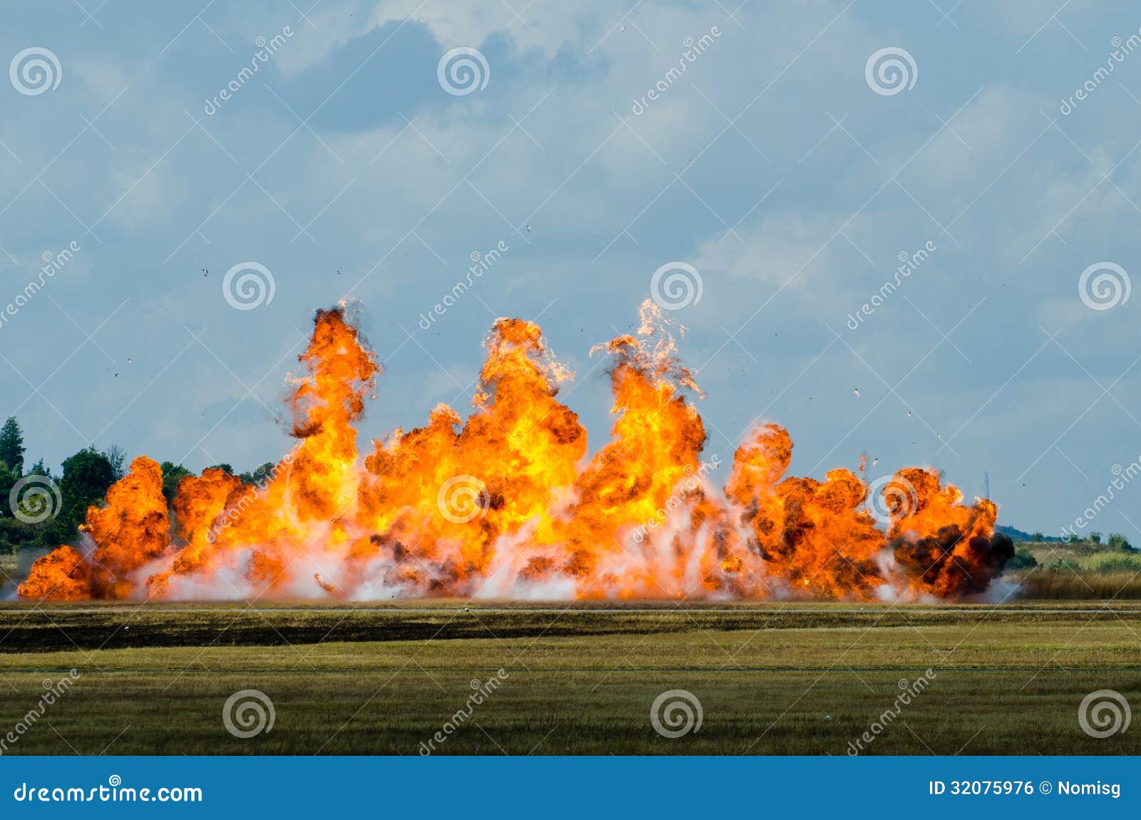 Grande Esplosione Della Fiamma Fotografia Stock - Immagine di grande ...