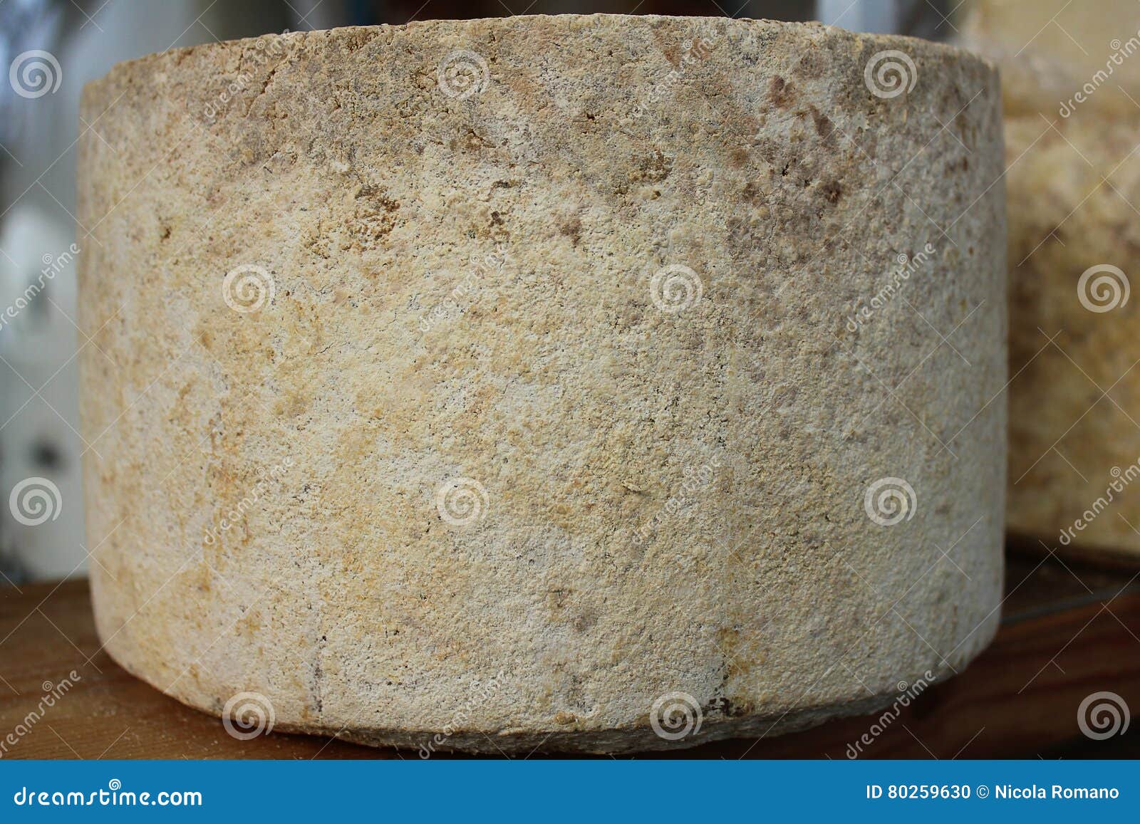 Grande forma di formaggio fotografia stock. Immagine di mucche - 80259630