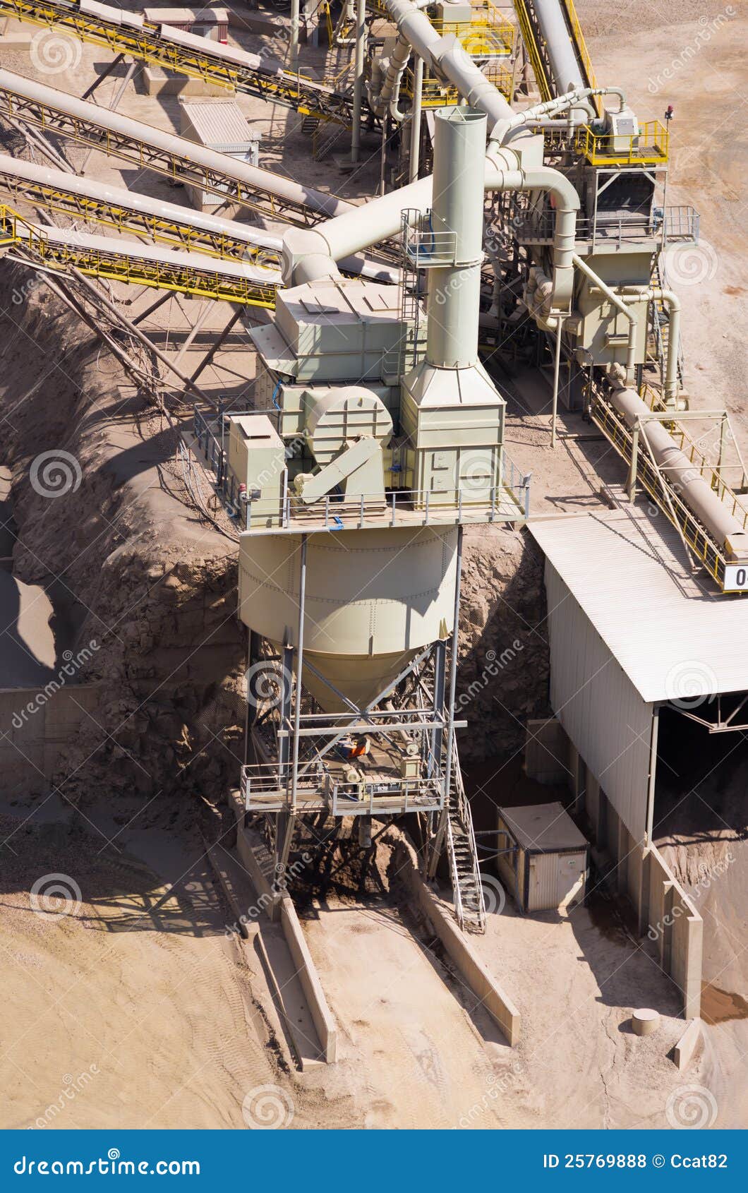 Grande frantoio fotografia stock. Immagine di ghiaia - 25769888
