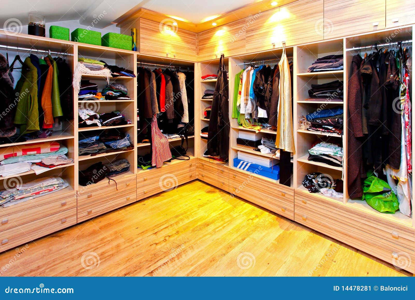 Grande garde-robe image stock. Image du femme, complètement - 14478281