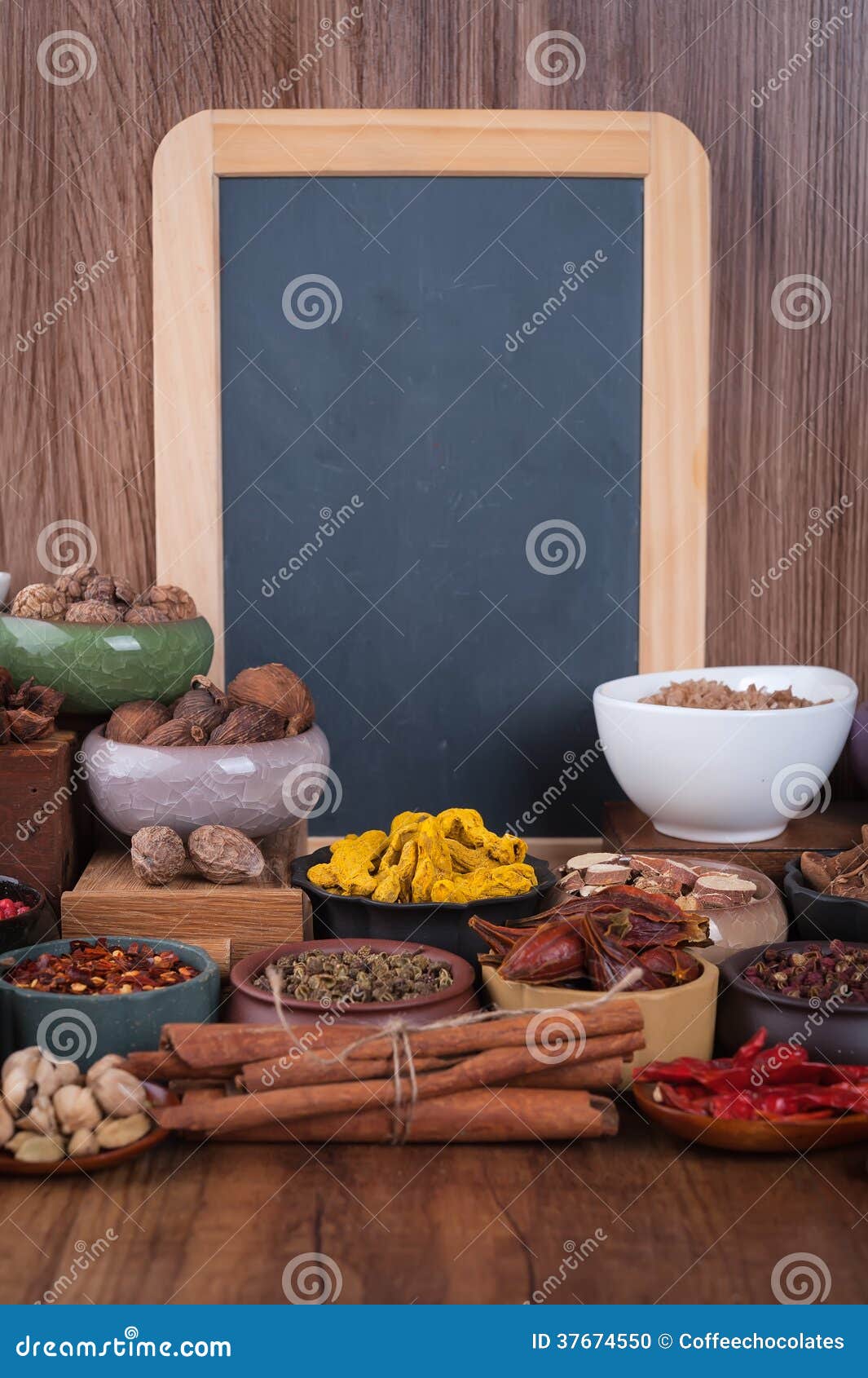 Grande Grupo De Especiarias, De Temperos E De Sal Foto de Stock ... Grande Grupo De Especiarias, De Temperos E De Sal Foto de Stock ...