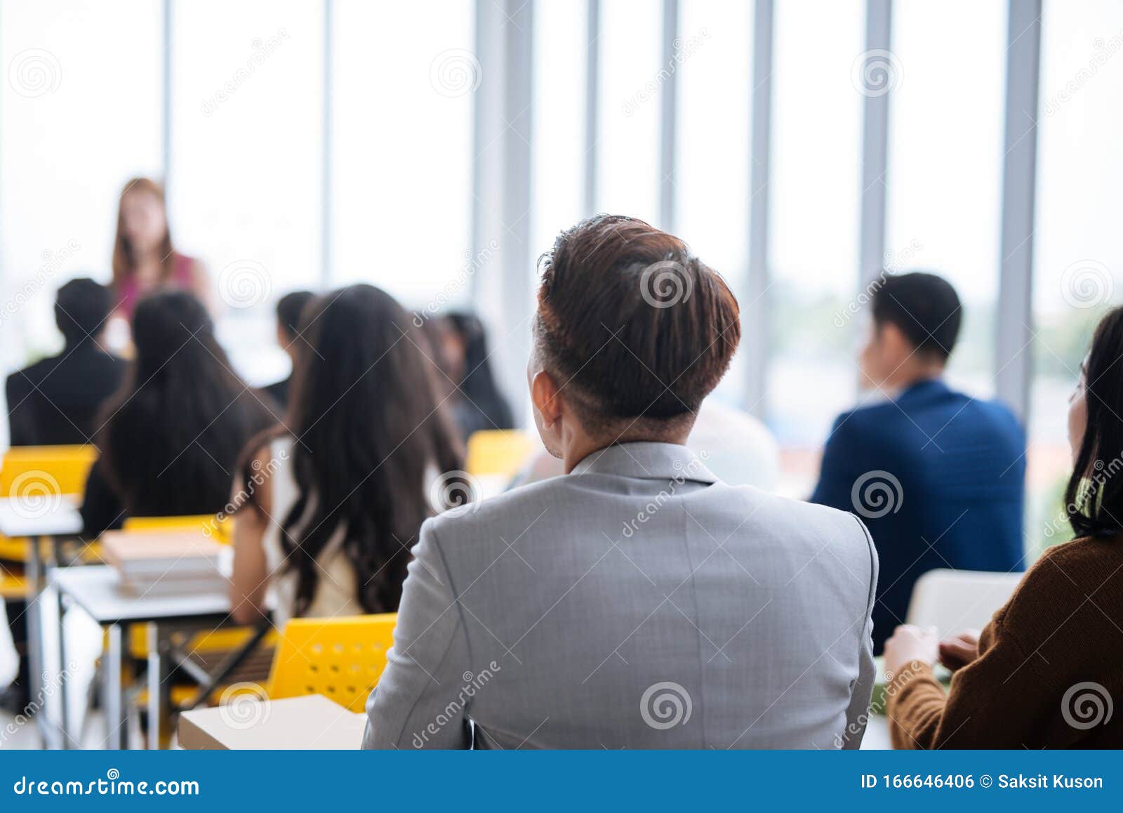 Grande Grupo Na Sala De Aula De Seminário Para Concordar Com O