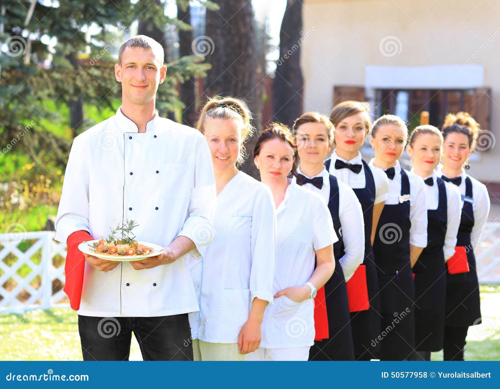 Grande gruppo di camerieri fotografia stock. Immagine di imprenditori ...