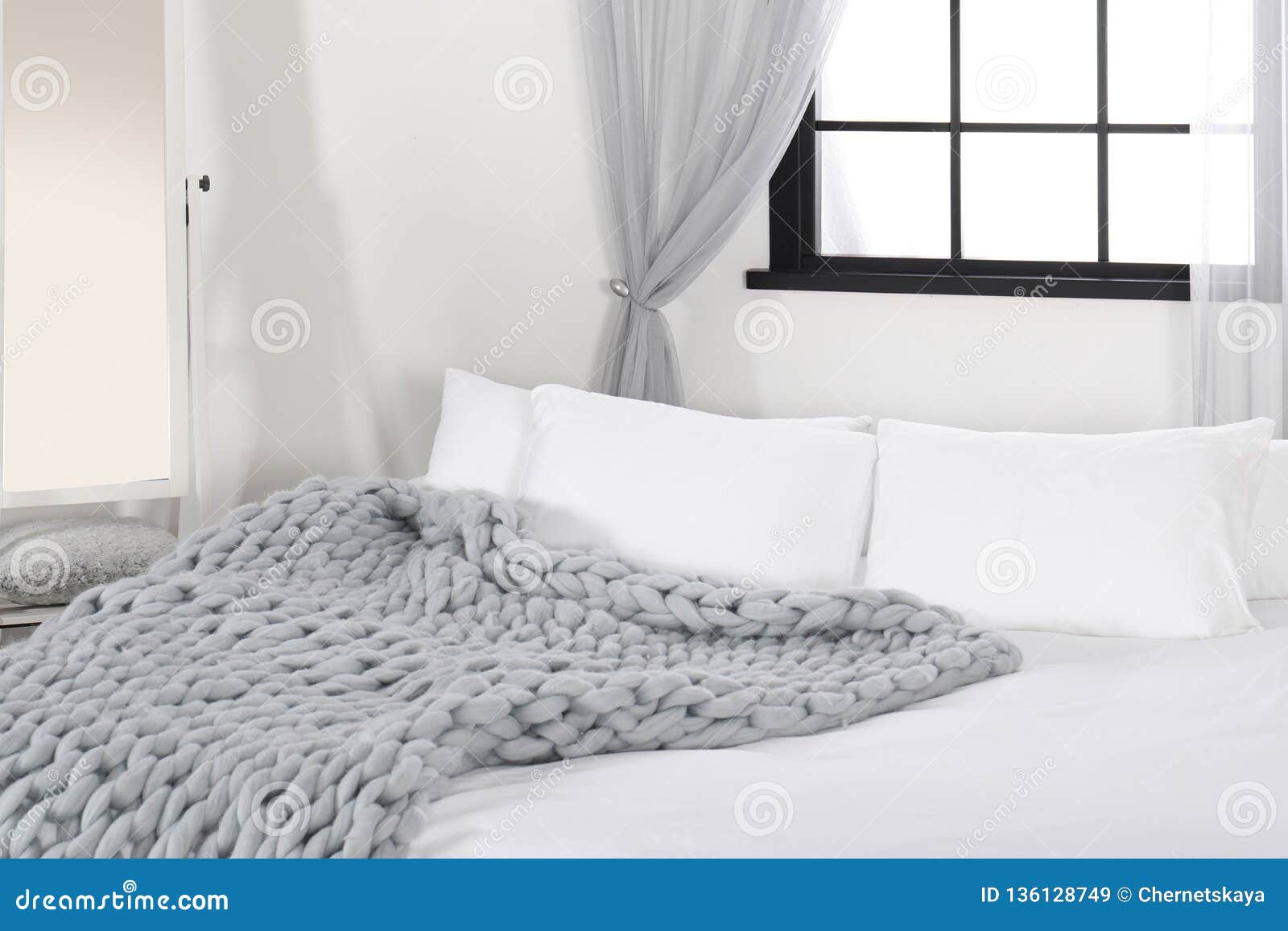 Grande Letto Comodo Con I Cuscini Nella Stanza Moderna Immagine Stock ...