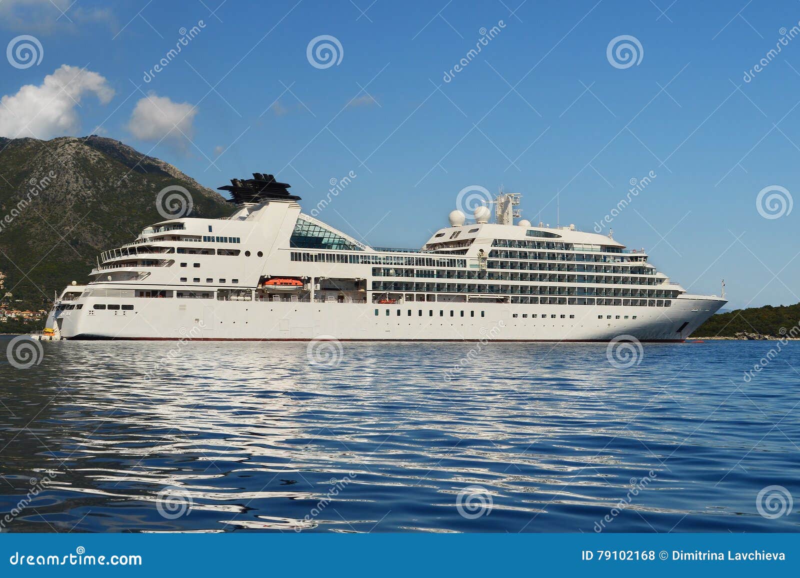 Grande Nave Da Crociera Bianca in Mare Blu Calmo Fotografia Stock ...