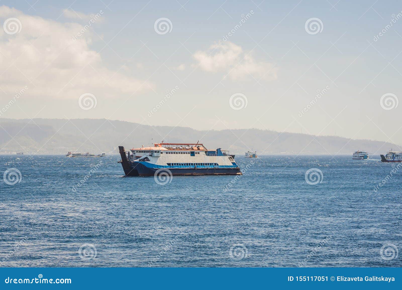 Grande Navio Da Balsa No Mar Conceito Do Transporte Do Mar Imagem de ...