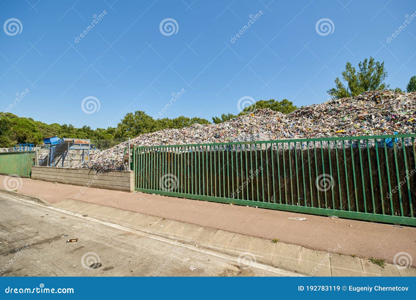 Grande Quantidade De Lixo Numa Usina De Processamento Imagem de Stock ...