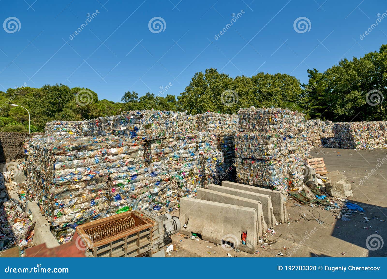 Grande Quantidade De Lixo Numa Usina De Processamento Foto de Stock ...