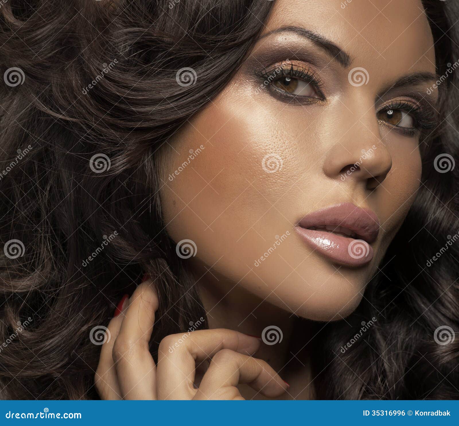 Grande Retrato Da Senhora Moreno Com Tez Clara Foto de Stock - Imagem ...