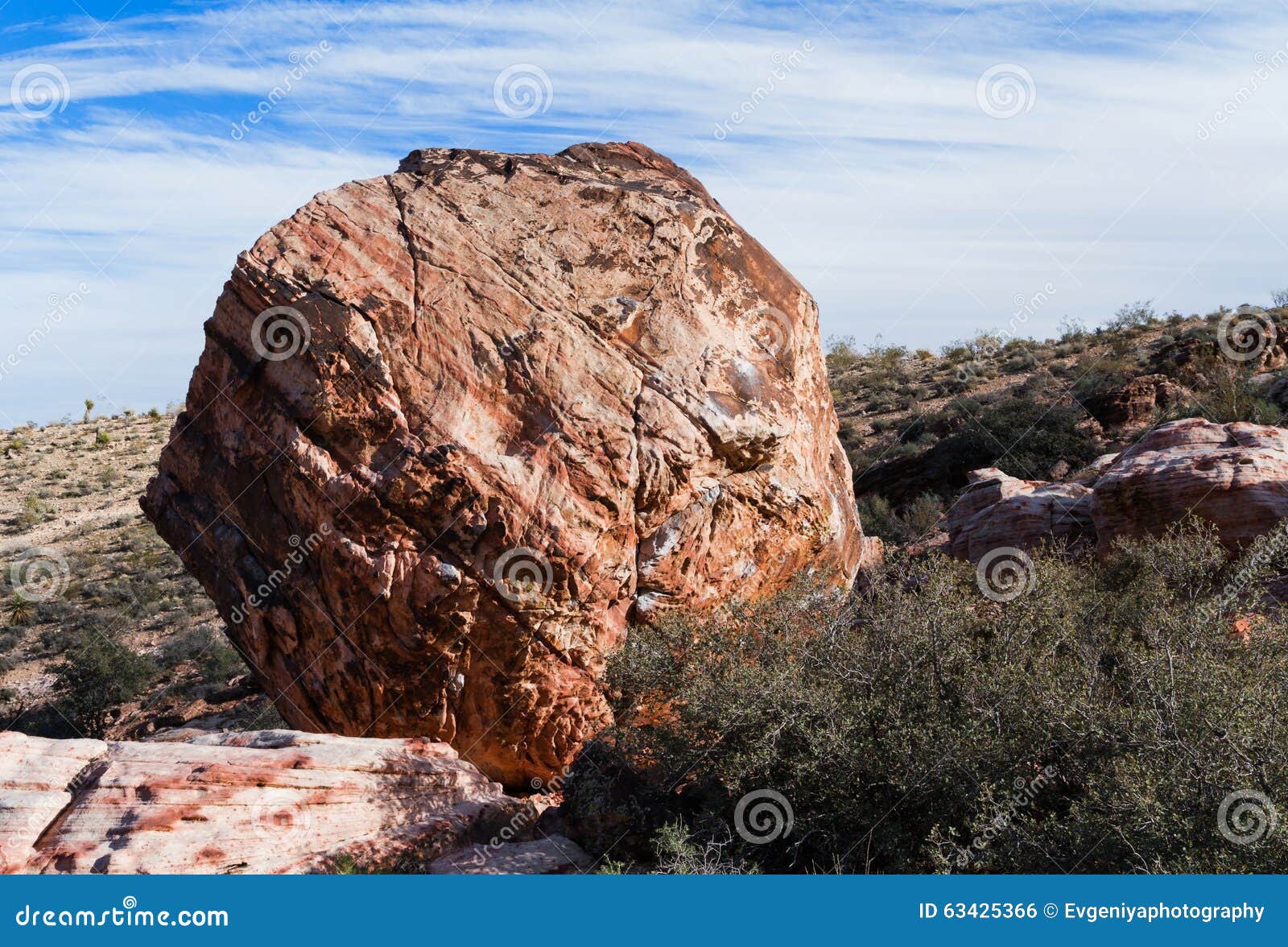 Grande roche ronde photo stock. Image du roche, économie - 63425366