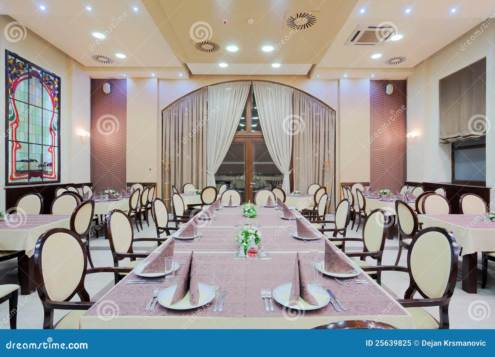 Grande table de restaurant image stock. Image du plafond - 25639825