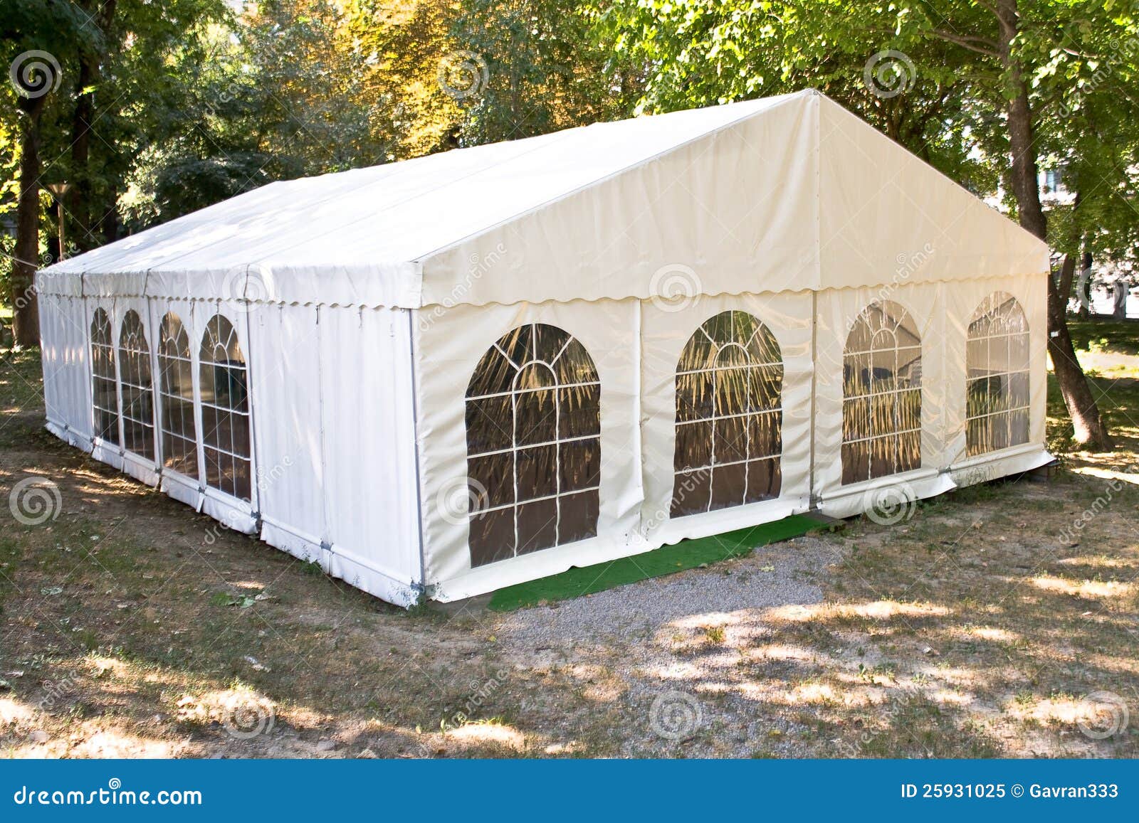 Grande tente blanche image stock. Image du toit, décoration - 25931025