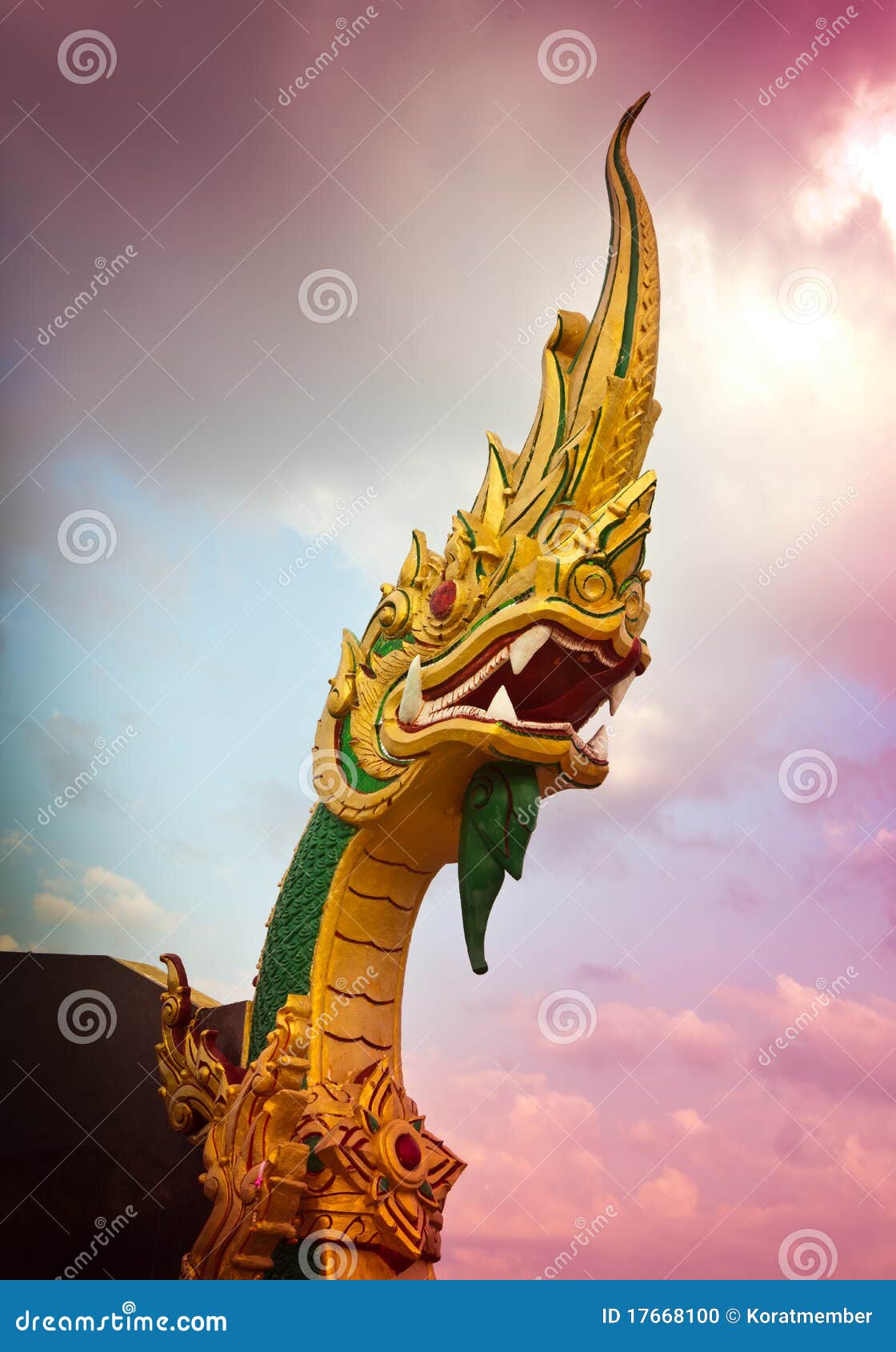 Grande testa del serpente fotografia stock. Immagine di linguetta ...