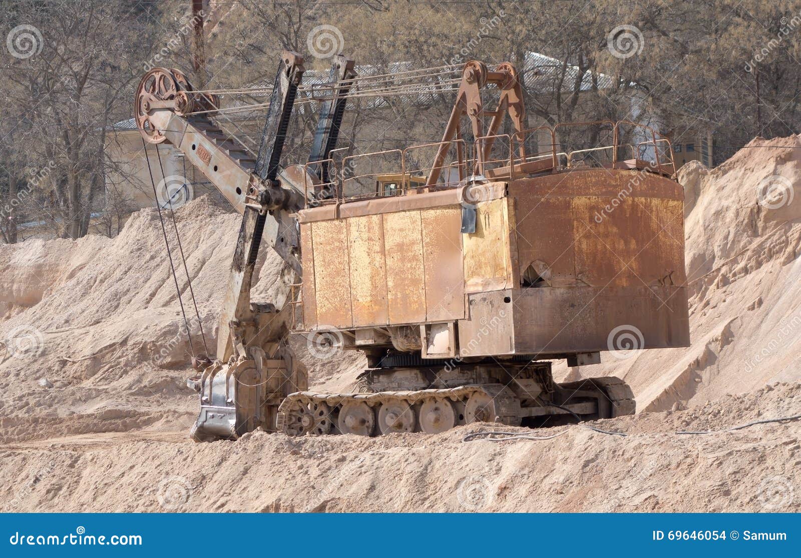 Grande vecchio escavatore fotografia stock. Immagine di idraulico ...