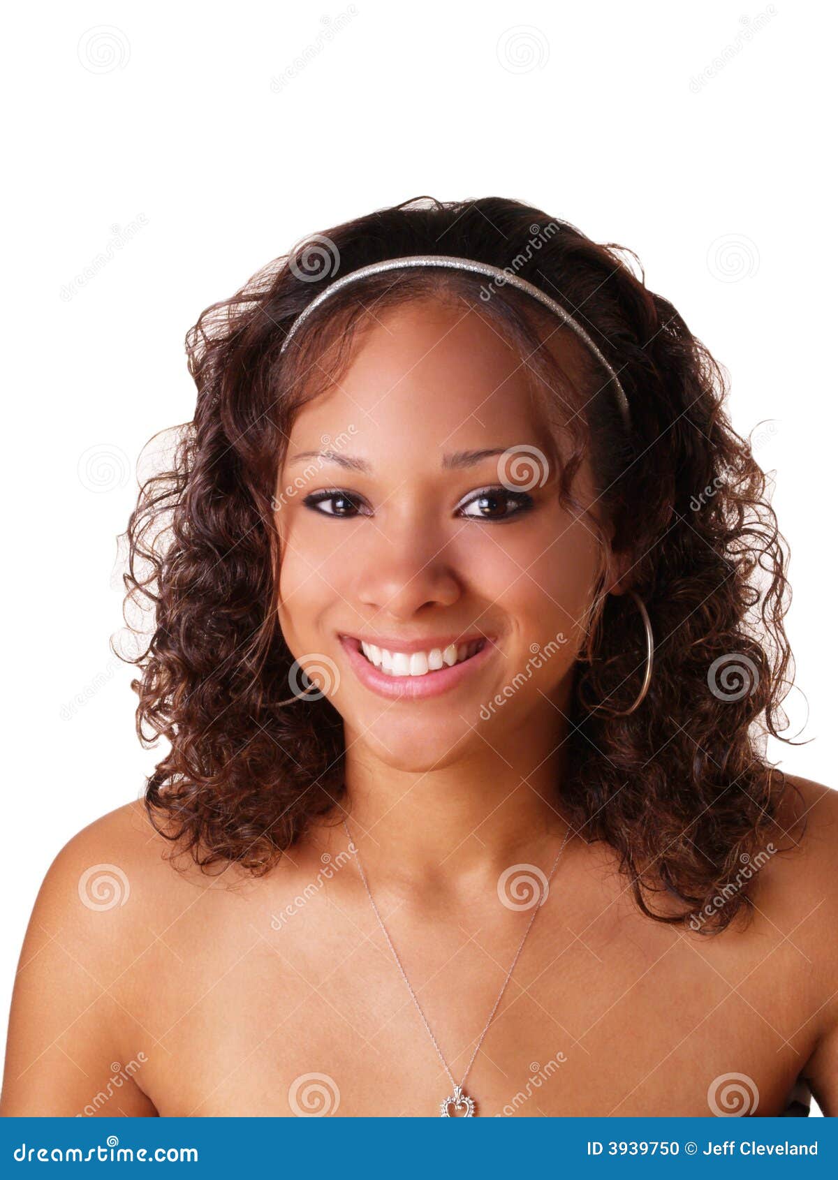 Grande Verticale De Sourire De Jeune Fille De Ladolescence Noire Photo