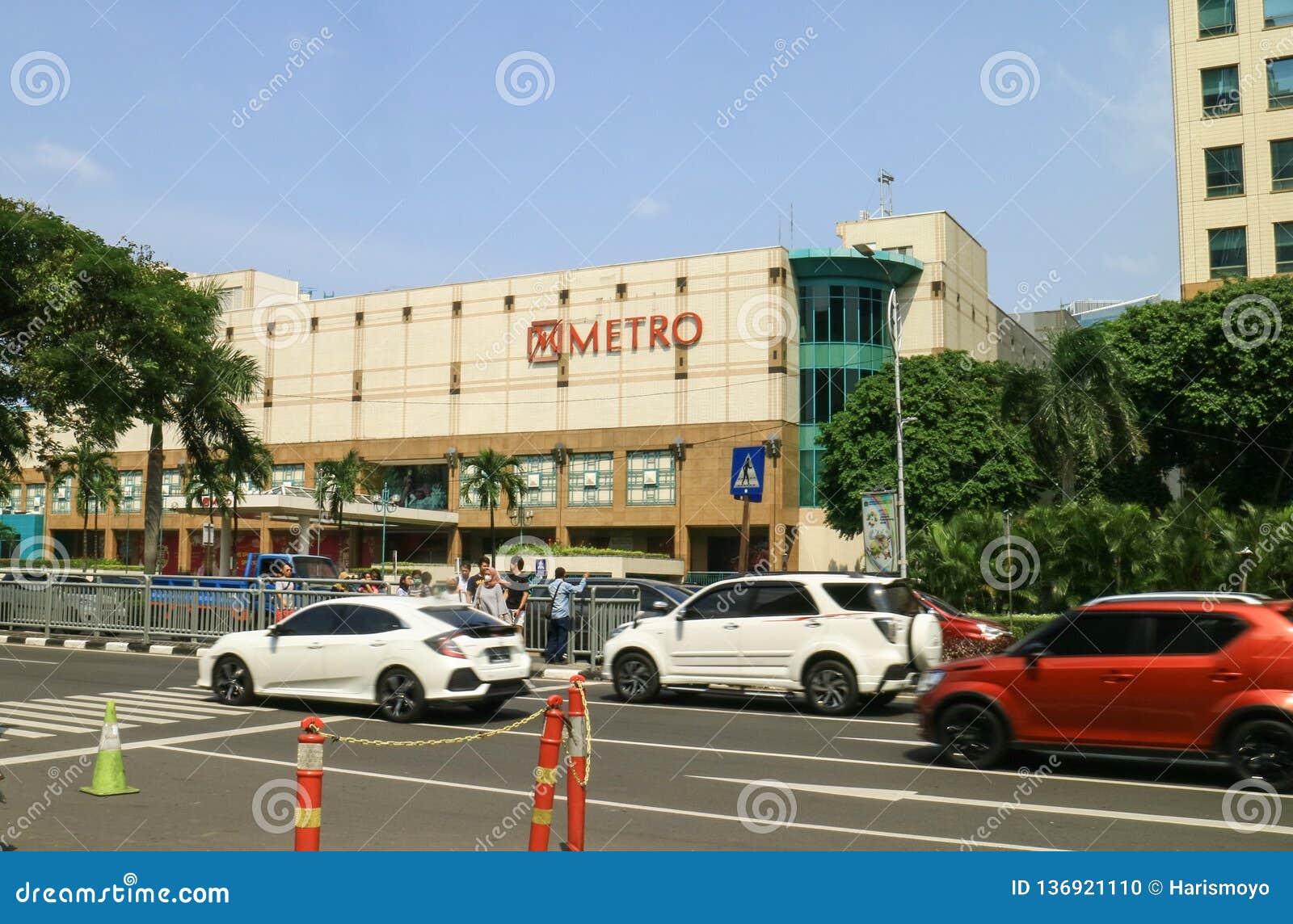 Grandes Almacenes Del Metro Imagen editorial - Imagen de plaza, moderno ...