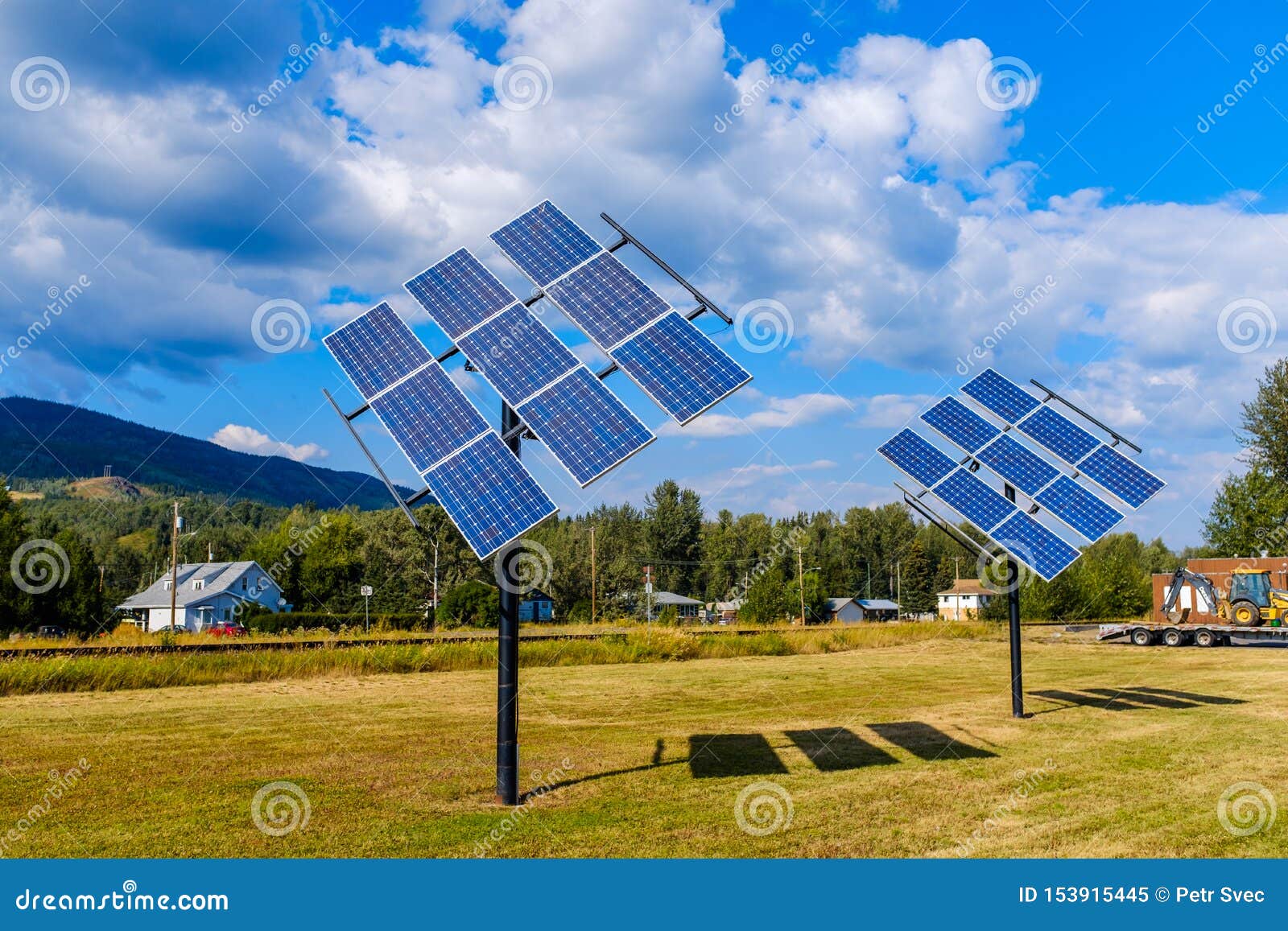Grandes Paneles Solares En Un Campo Imagen de archivo - Imagen de ...