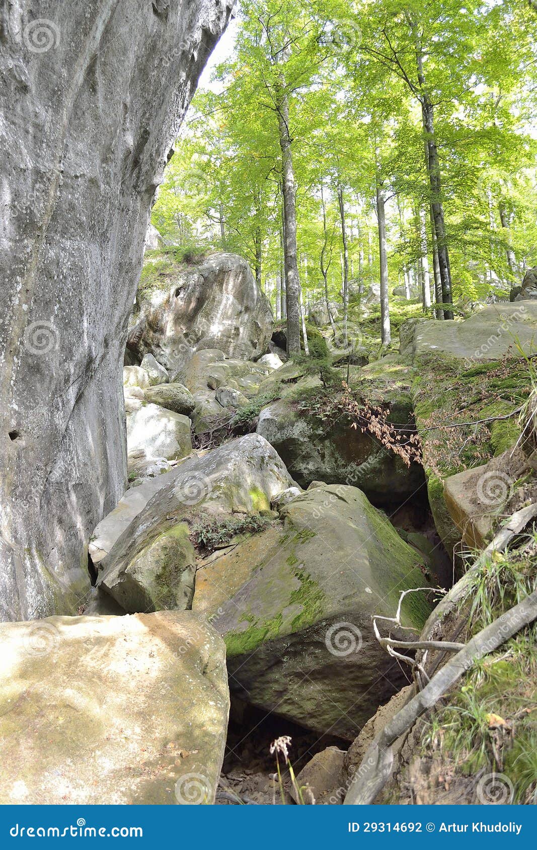 Grandes Pierres Sous La Roche Verticale Photo stock - Image du jour ...