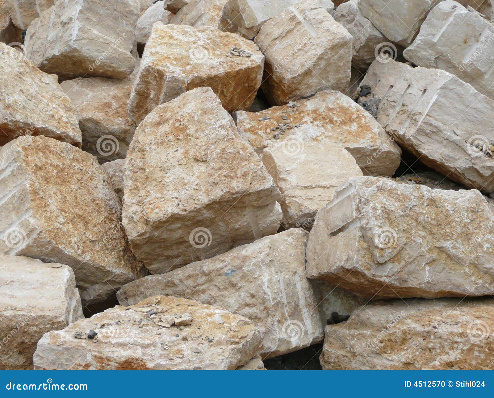 Grandi rocce del calcare fotografia stock. Immagine di perforare - 4512570