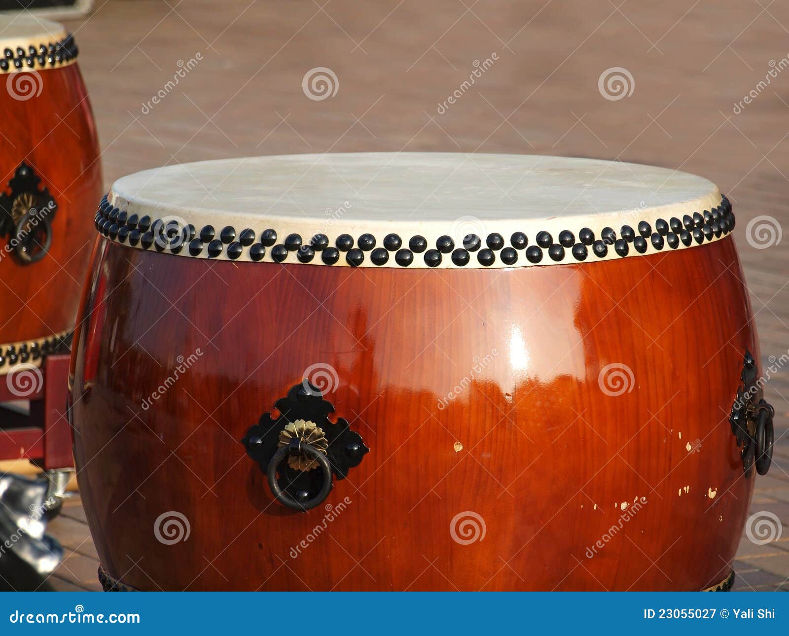 Grandi tamburi cinesi immagine stock. Immagine di bronzo - 23055027