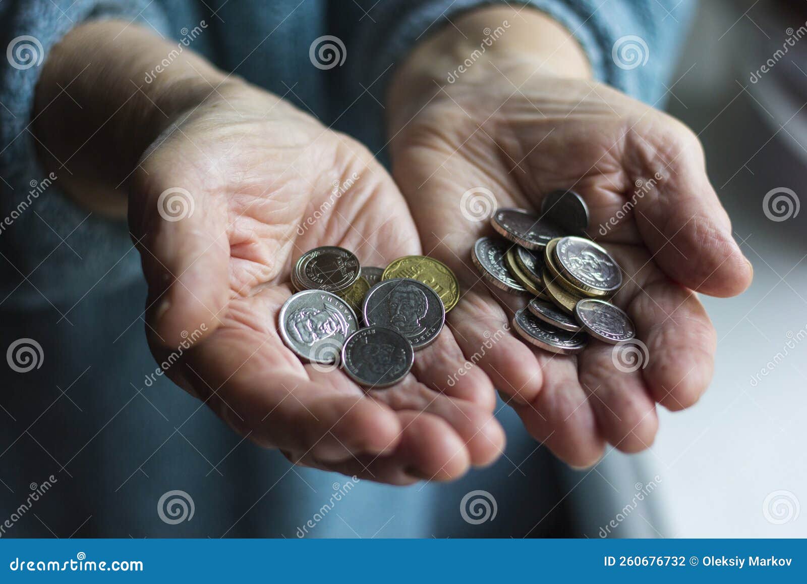 Grandma& X27;s Wrinkled Hands Hold Change in Poverty Stock Photo ...