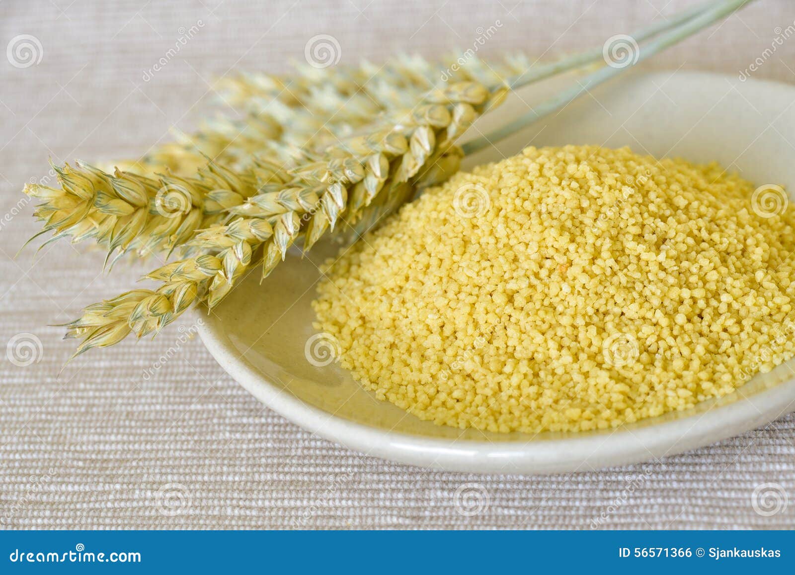 Granelli crudi del cuscus fotografia stock. Immagine di orecchi - 56571366