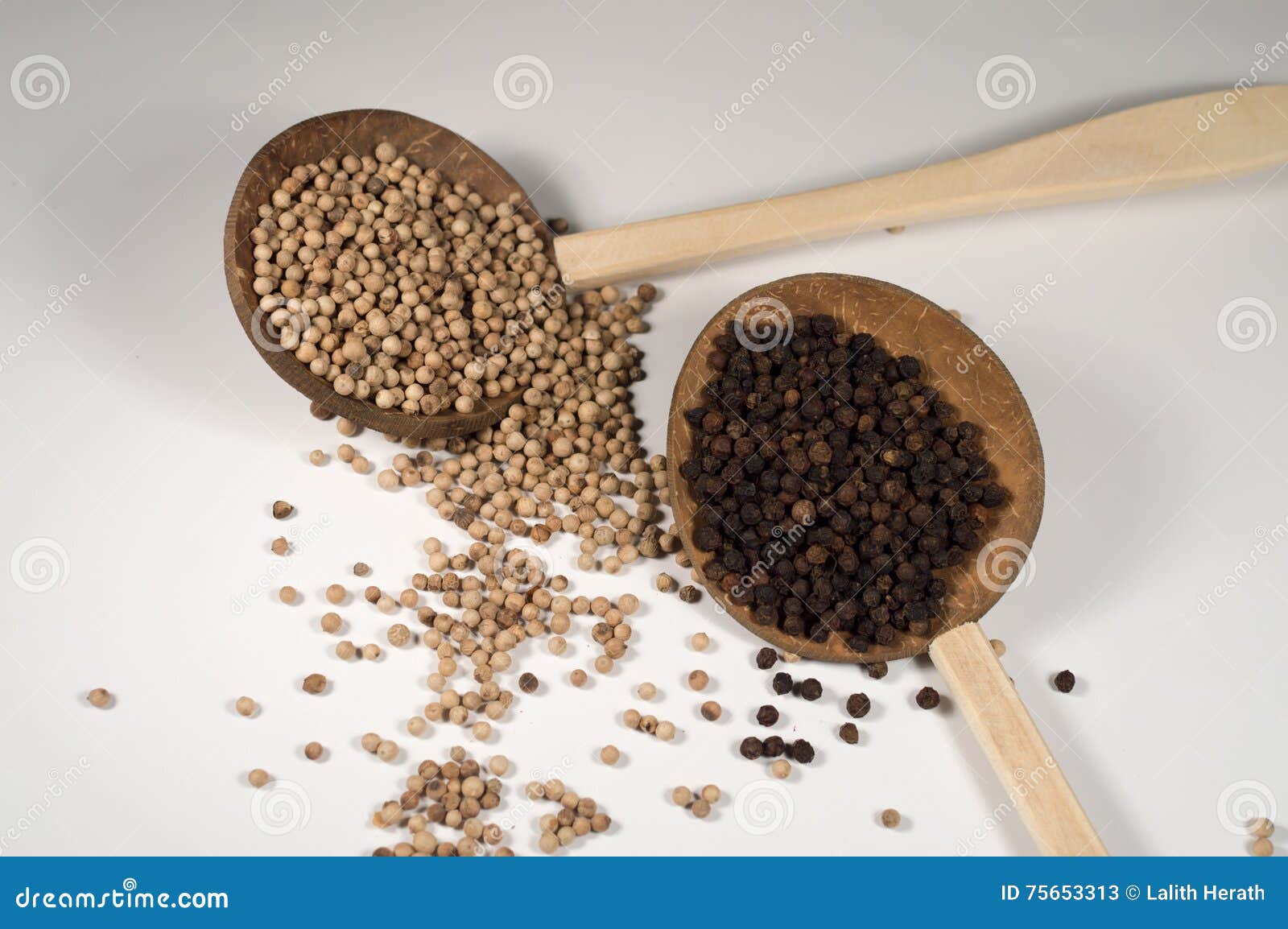 Granello Di Pepe in Bianco E Nero Immagine Stock - Immagine di macro ...