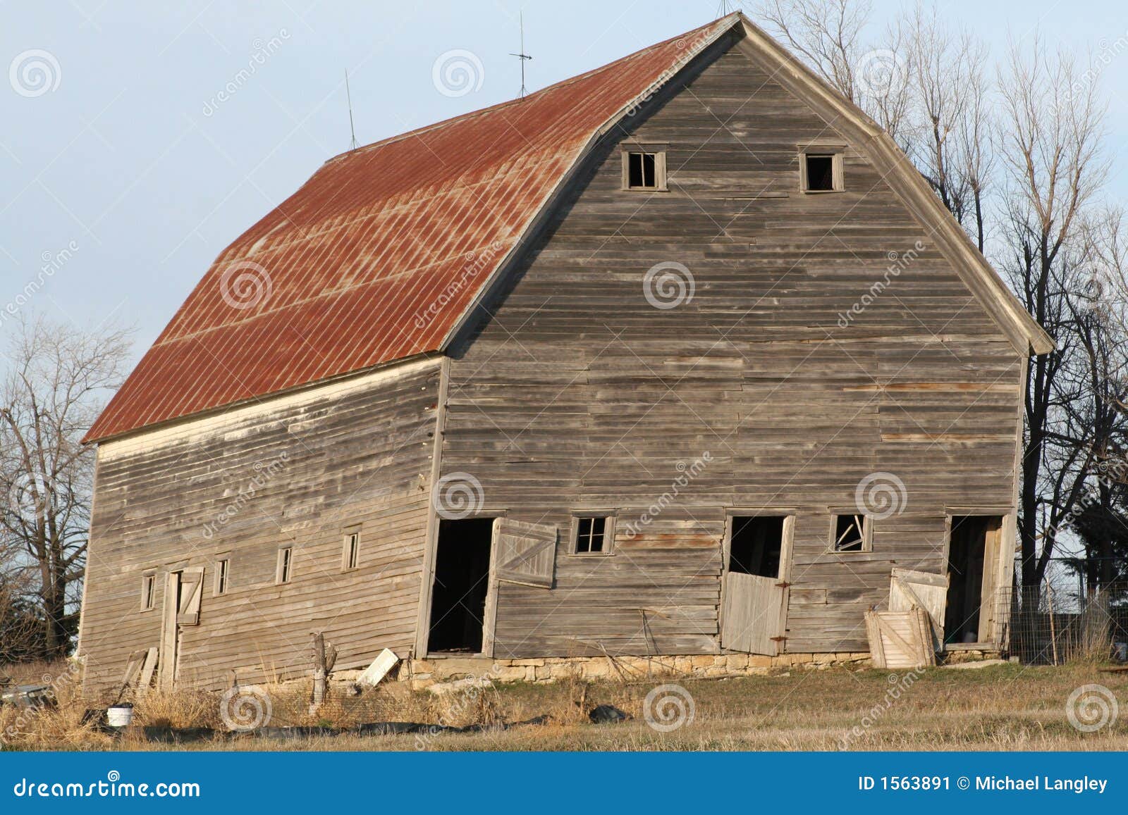 Granero imagen de archivo. Imagen de granja, granero, ventanas - 1563891