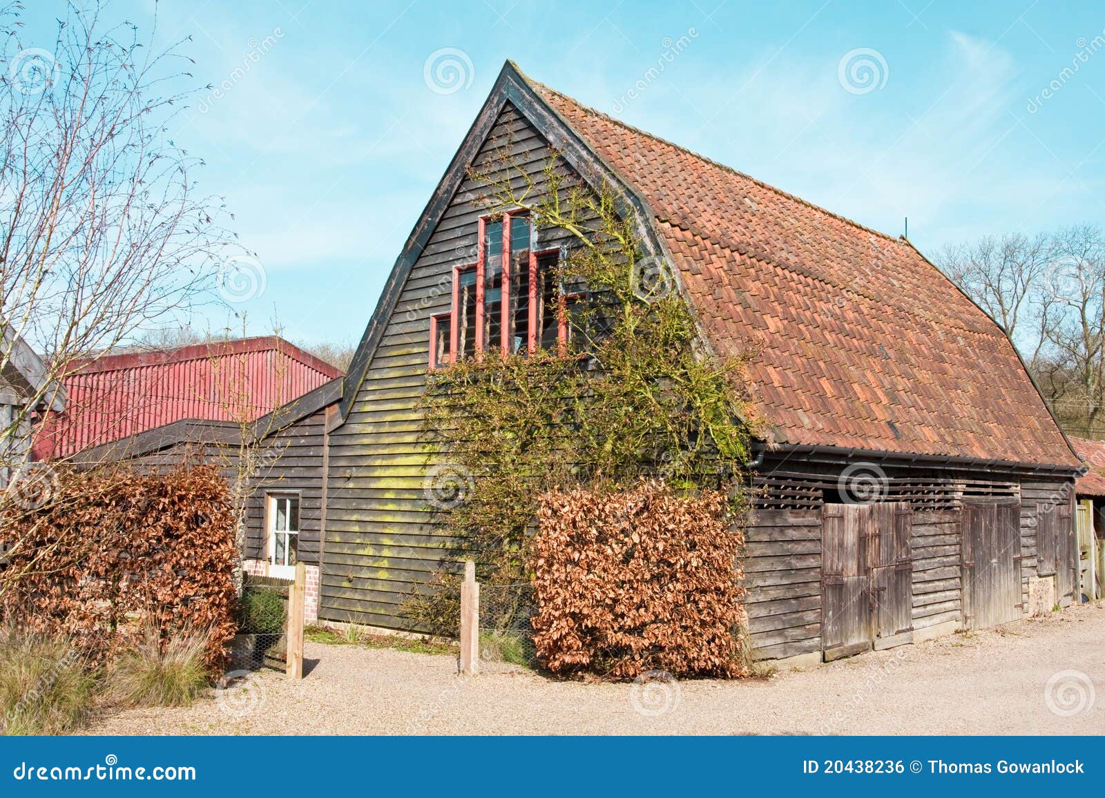 Grange photo stock. Image du manger, ciel, ferme, chéri - 20438236