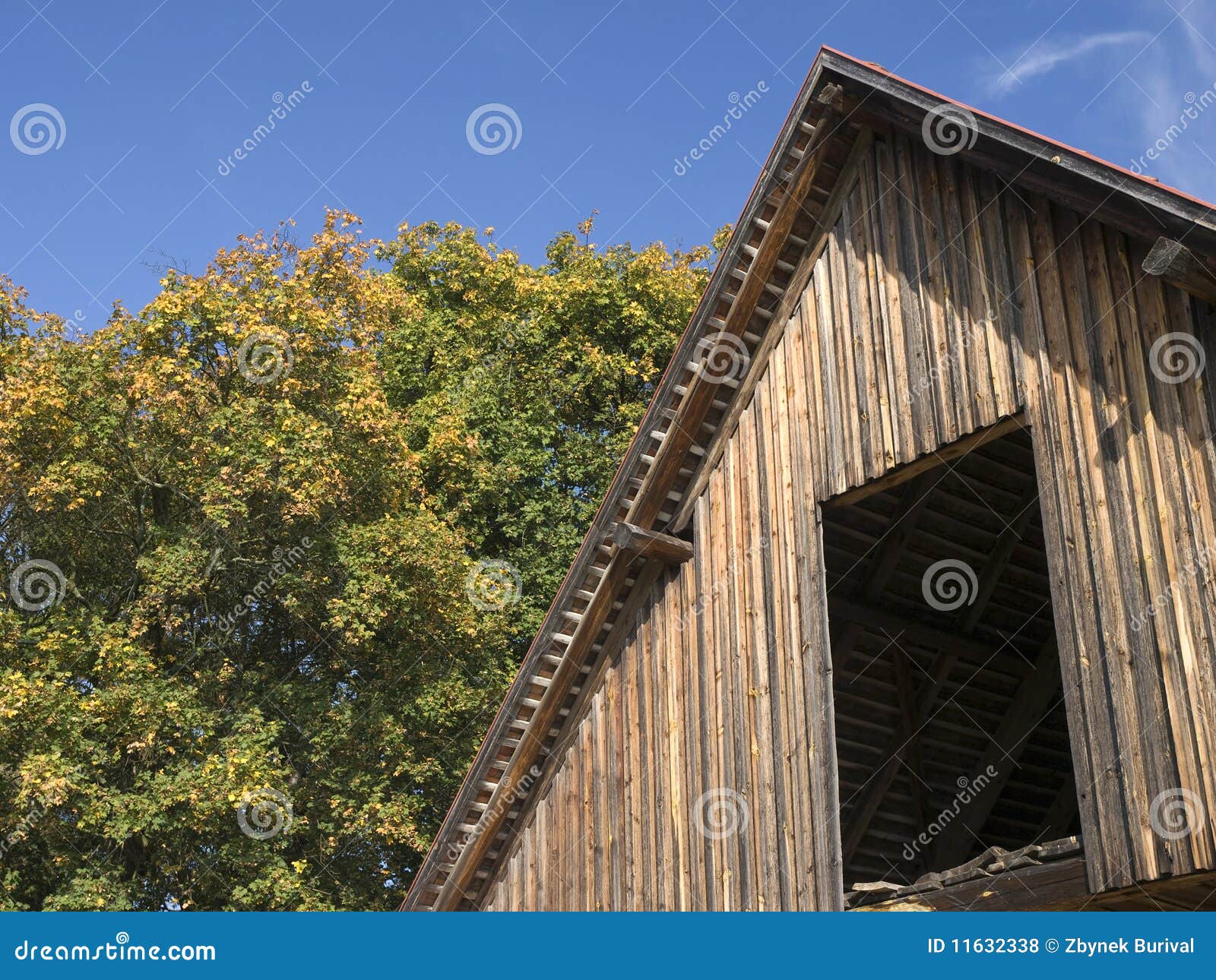 Grange en bois photo stock. Image du rural, grange, bois - 11632338