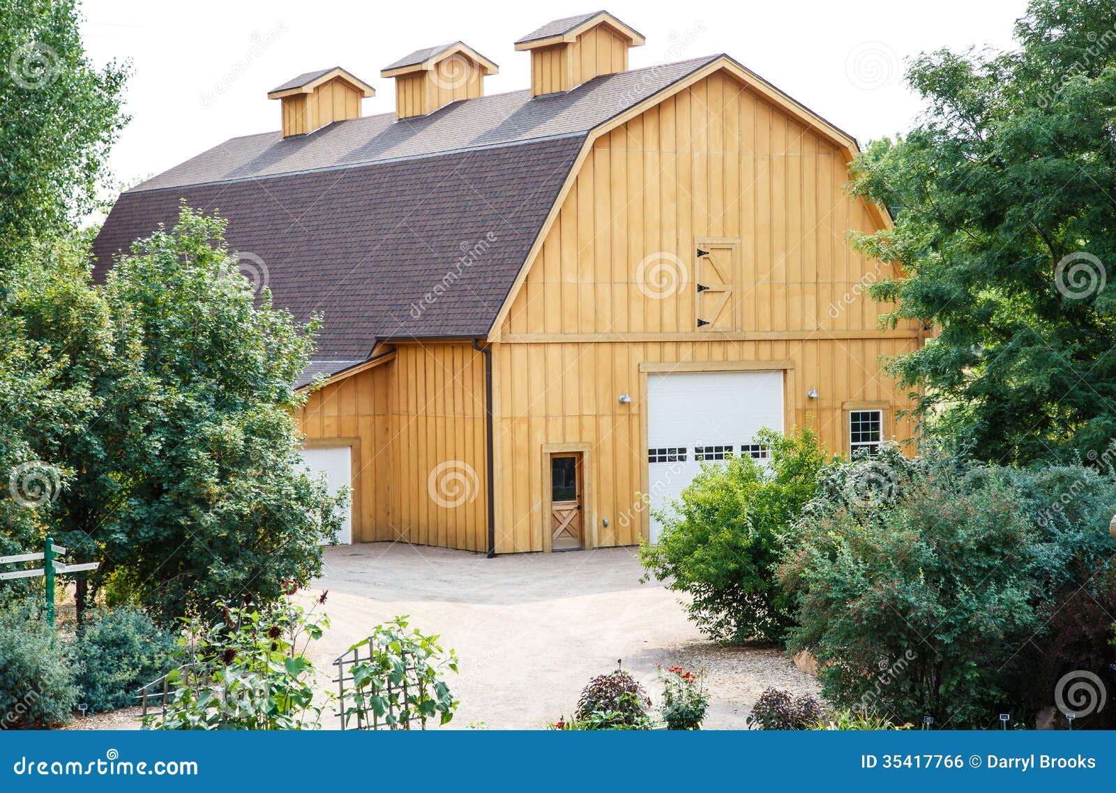 Grange En Bois Moderne De Planche Photo stock - Image du bois, pays ...