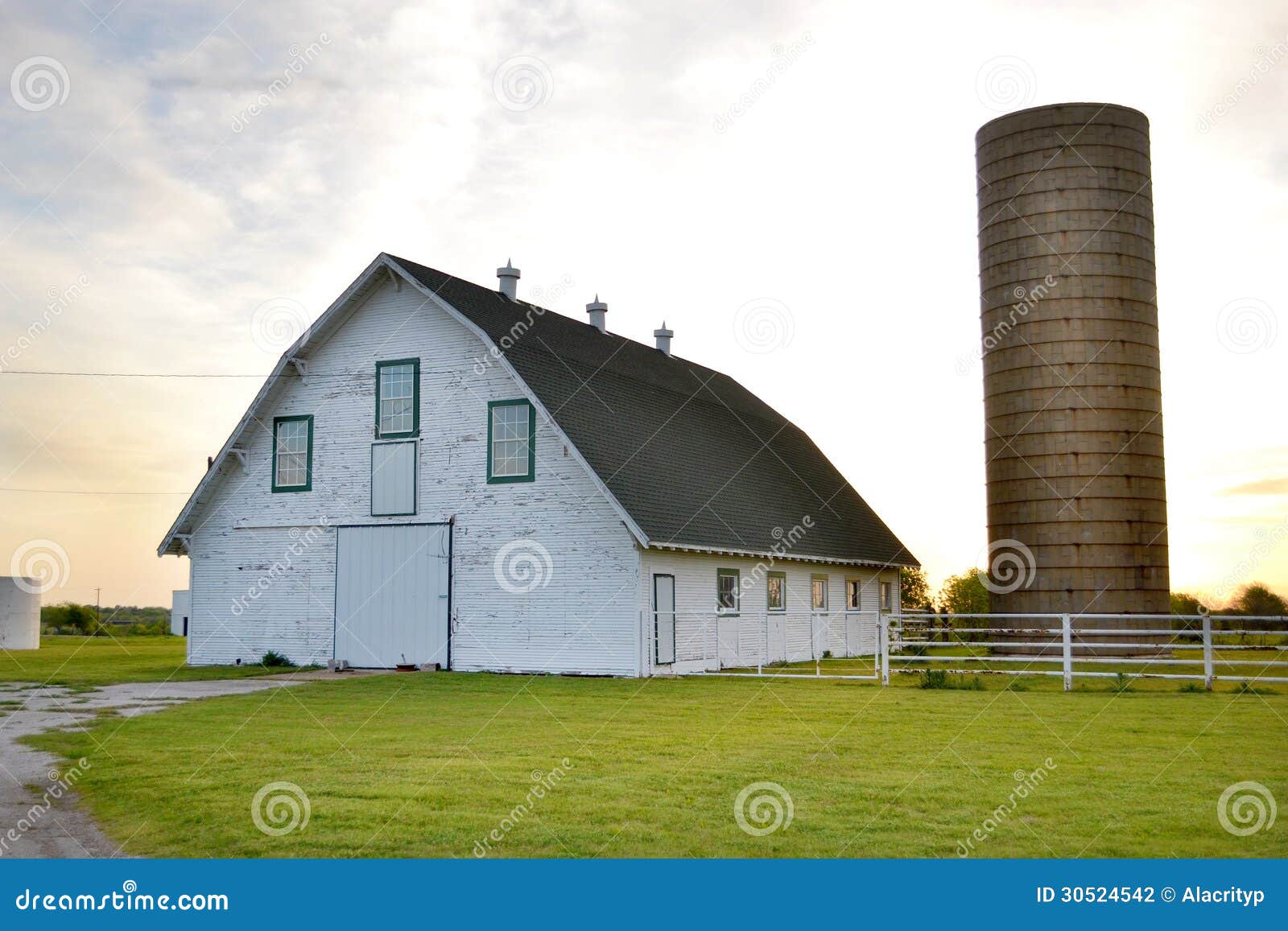Grange et silo de ranch photo stock. Image du pente, ranch - 30524542