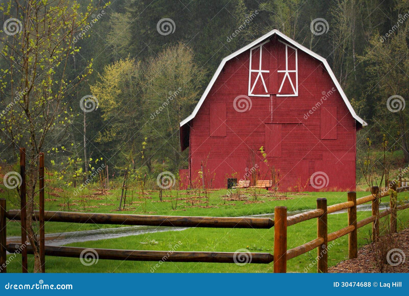 Grange rouge photo stock. Image du architecture, foin - 30474688