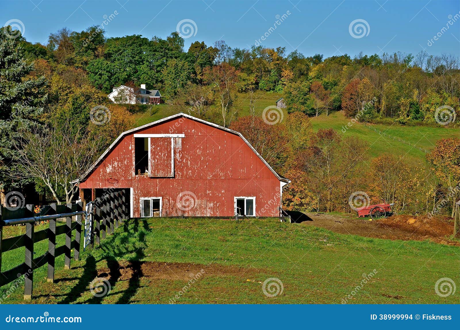 Grange Rouge Dans La Campagne Photo stock - Image du amish, automne ...