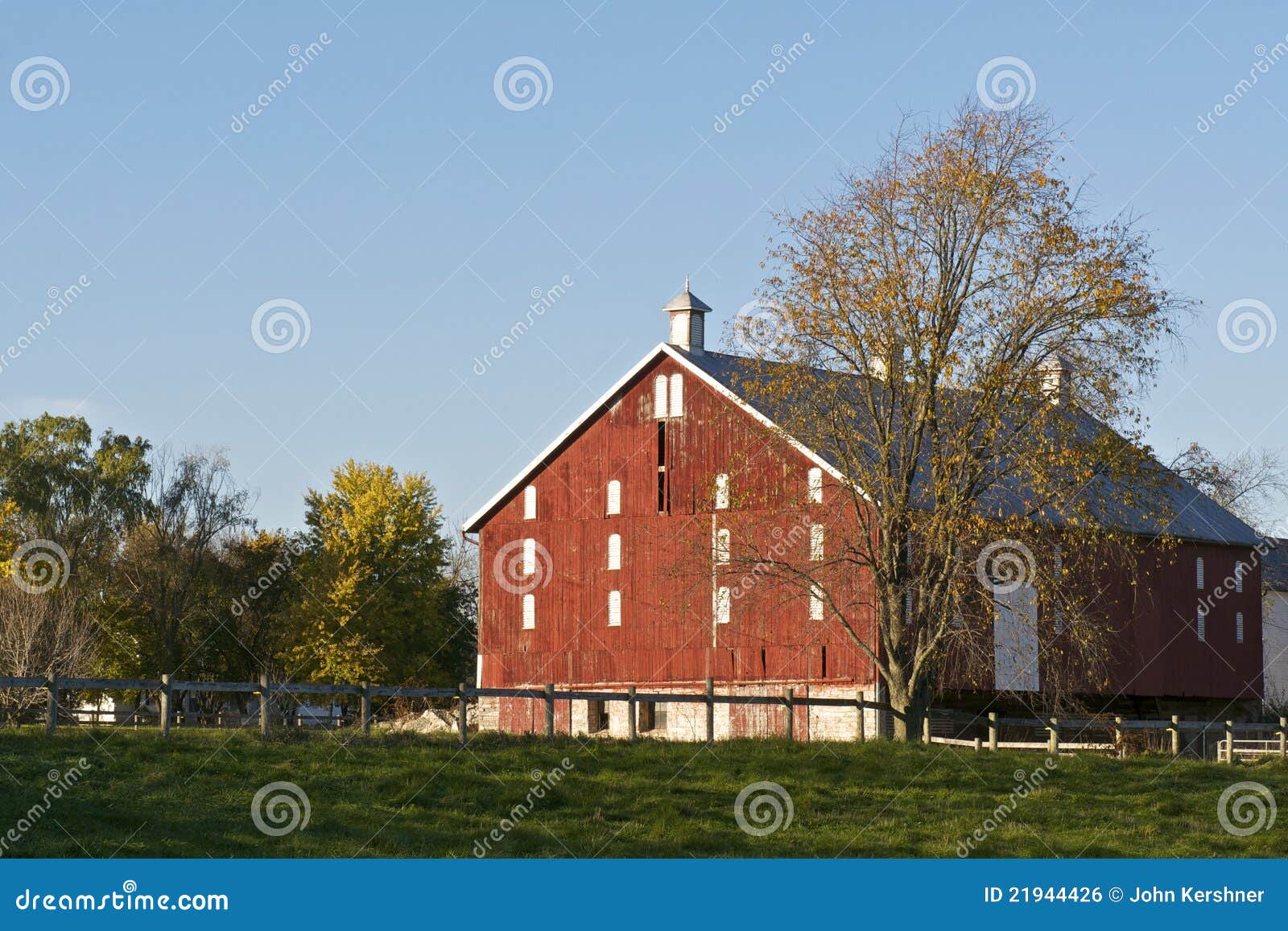 Grange Rouge Traditionnelle Photo stock - Image du campagne, champs ...