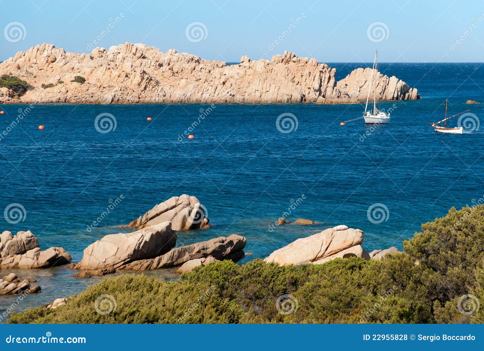 Granit rose en Sardaigne photo stock. Image du été, vert - 22955828