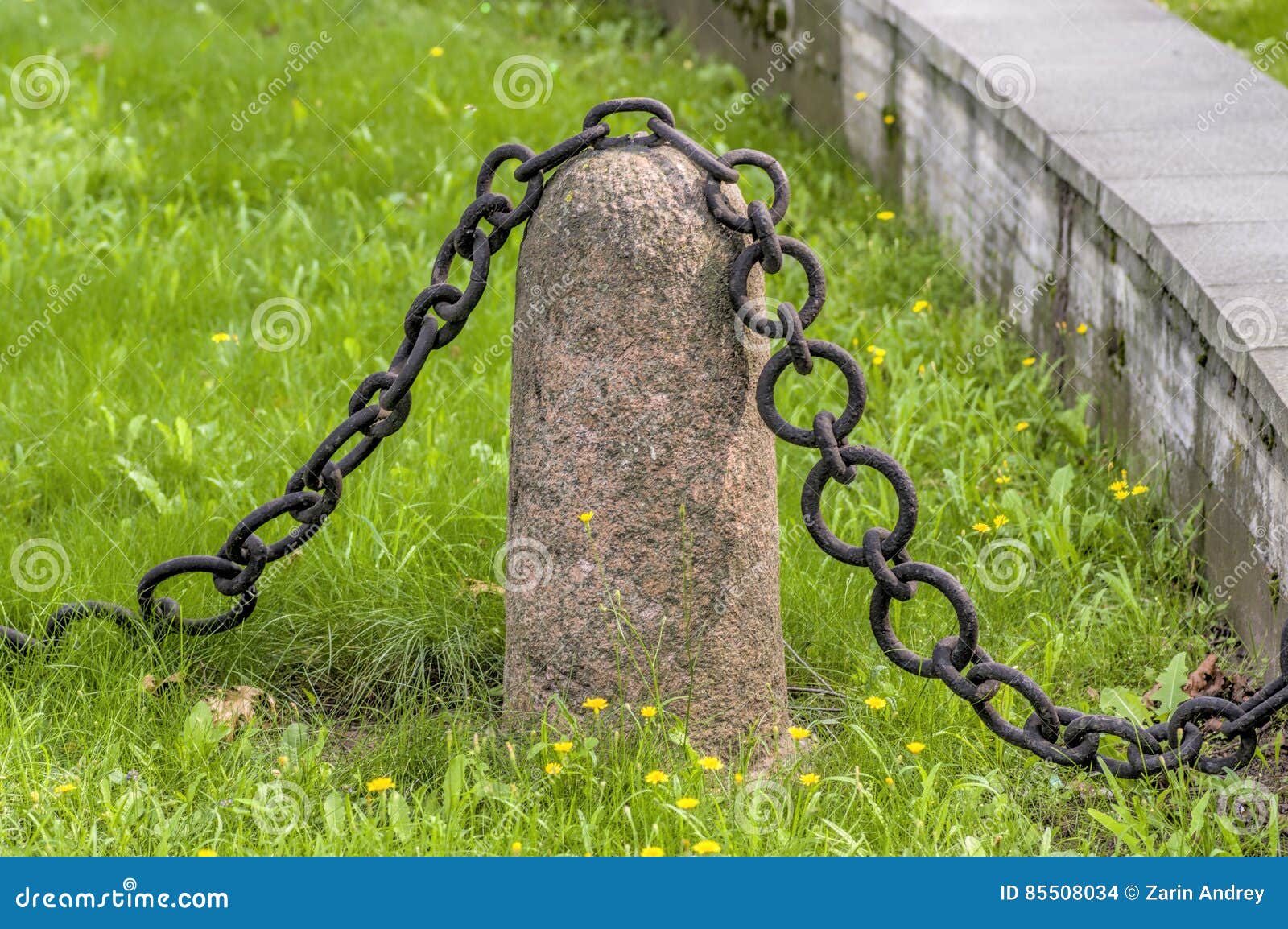 Granite Pedestal with Chain Stock Photo - Image of macro, system: 85508034