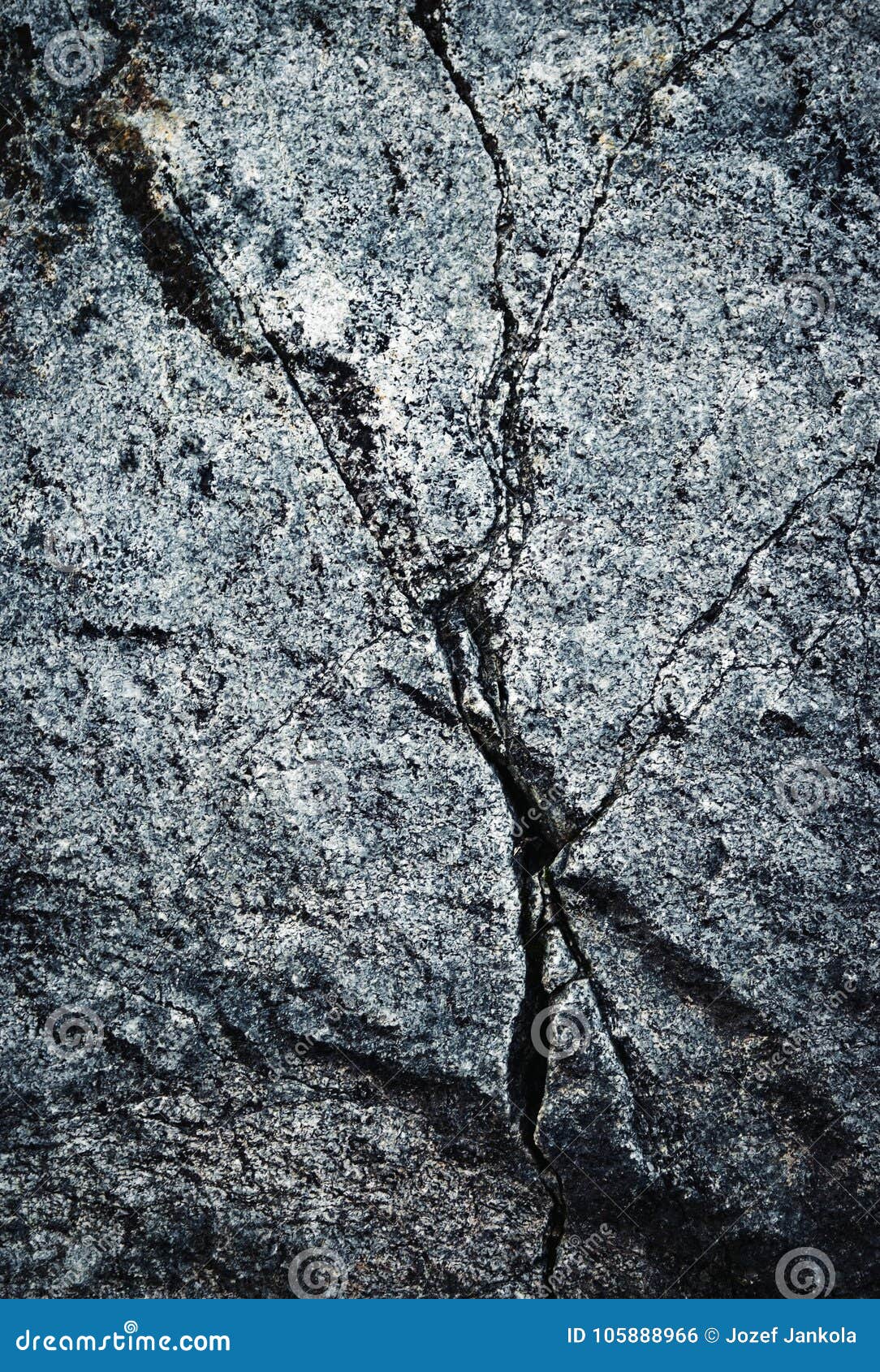 Granito escuro com quebras foto de stock. Imagem de duro - 105888966