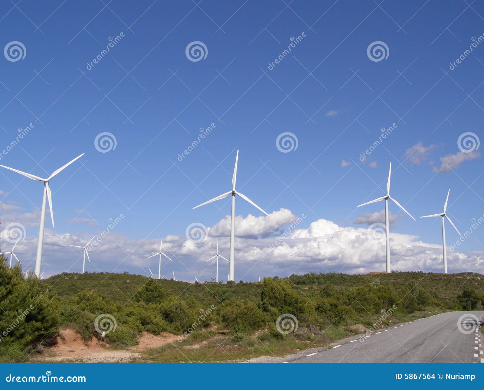 Granja de viento en campo foto de archivo. Imagen de turbinas - 5867564